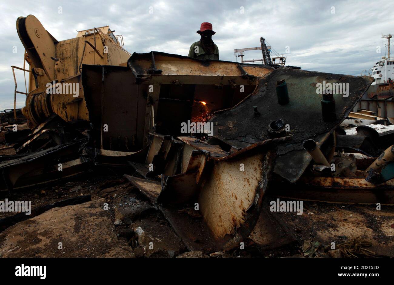 Ship demolition asia hi-res stock photography and images - Alamy