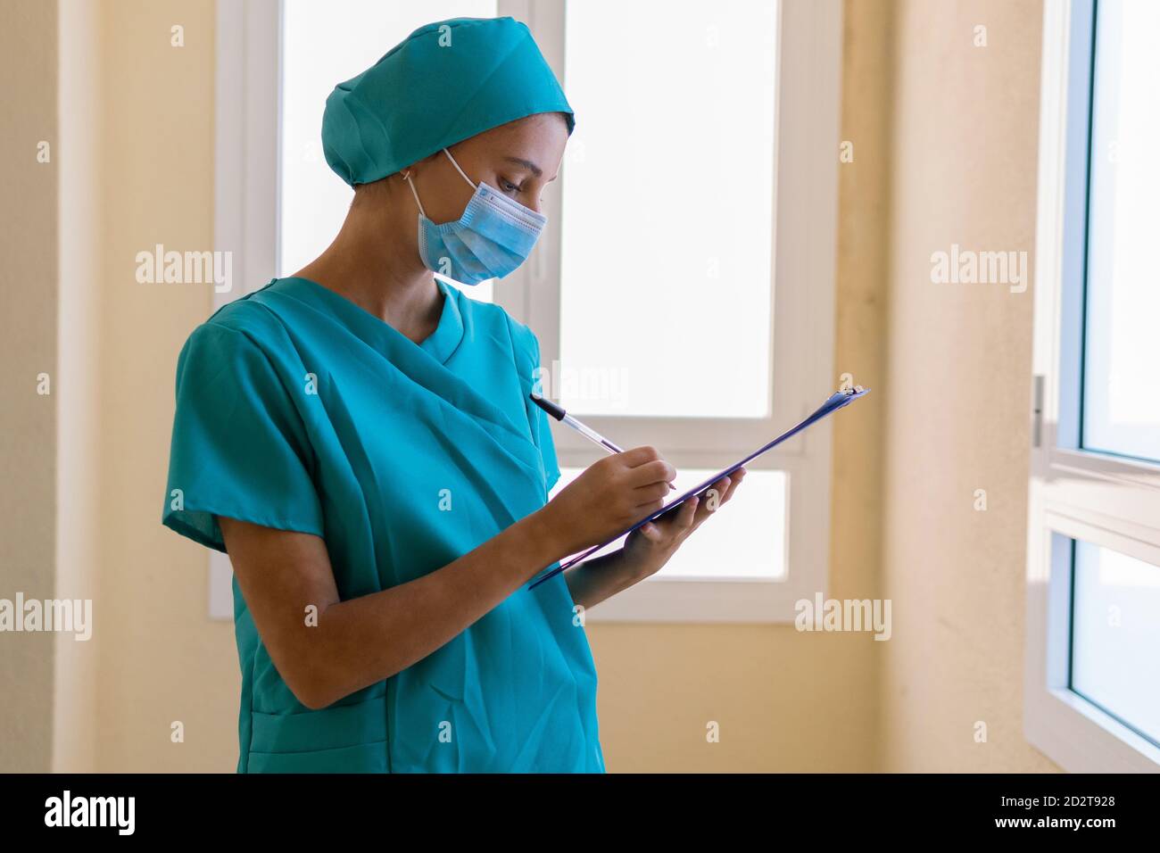 Hospital nurse making notes hi-res stock photography and images - Alamy