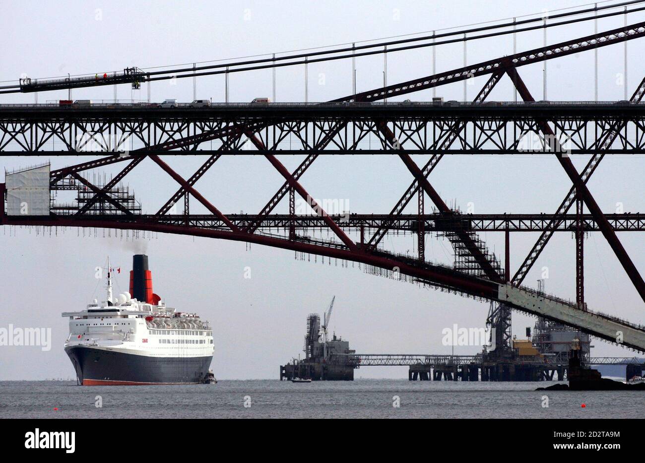Qe2 ocean liner hi-res stock photography and images - Alamy