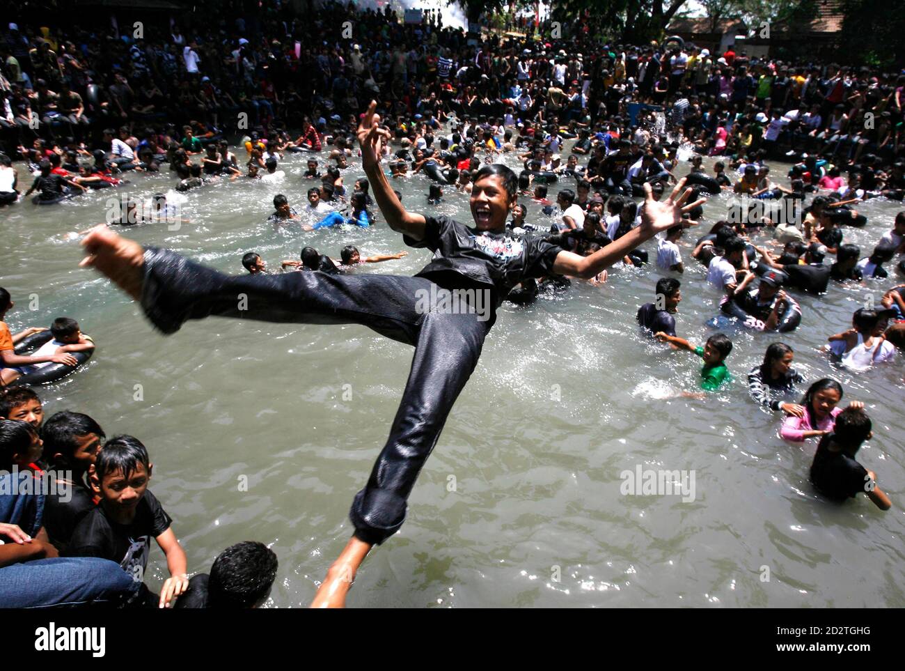 Crowded Swimming Pool High Resolution Stock Photography and Images - Alamy