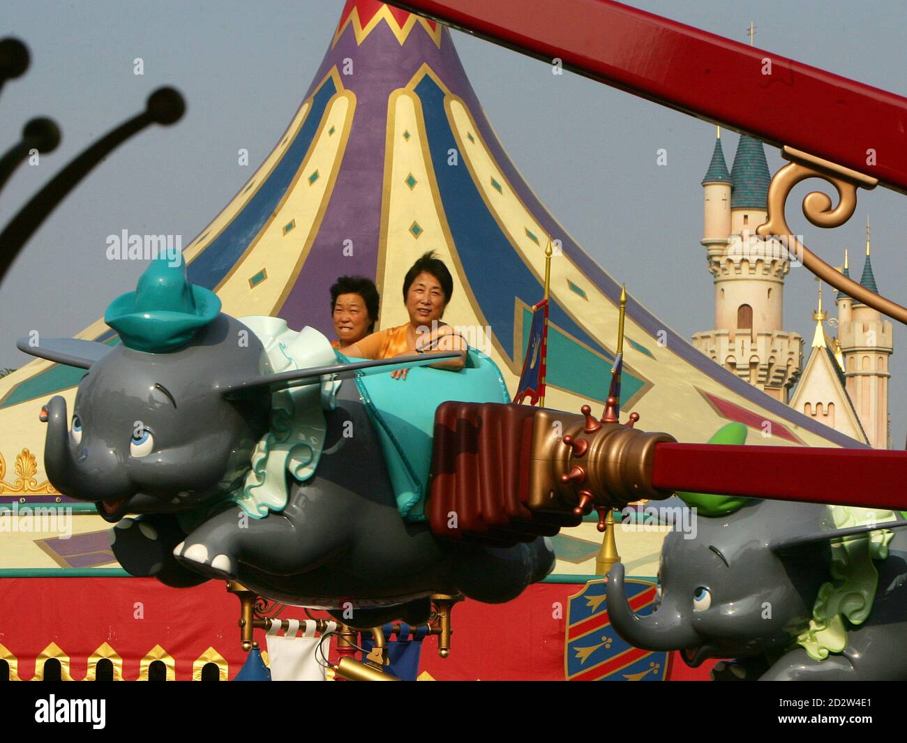 Flying elephant ride hi-res stock photography and images - Alamy