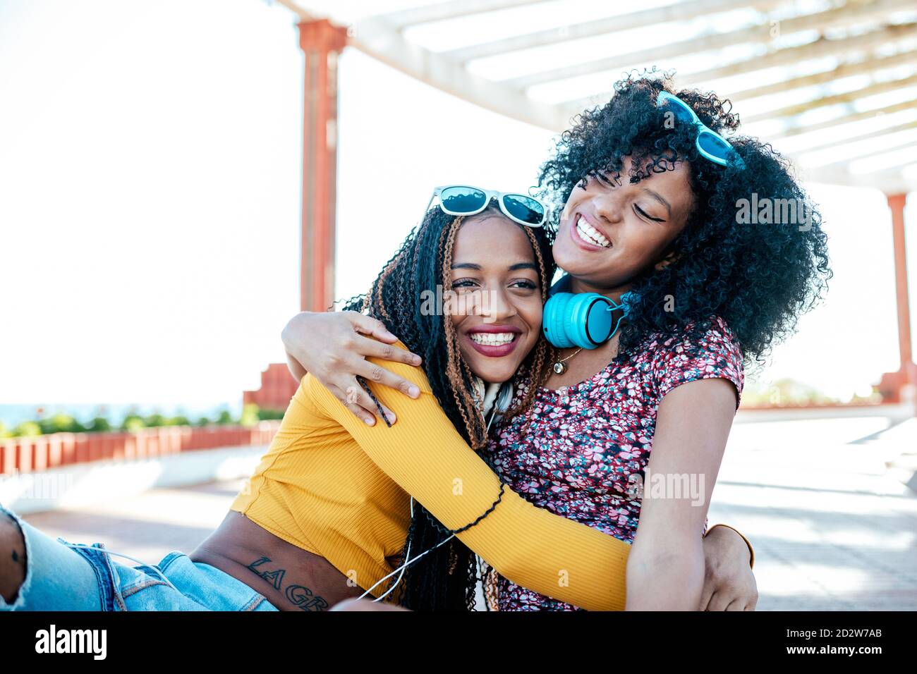 Black female friends, hugging hi-res stock photography and images - Alamy