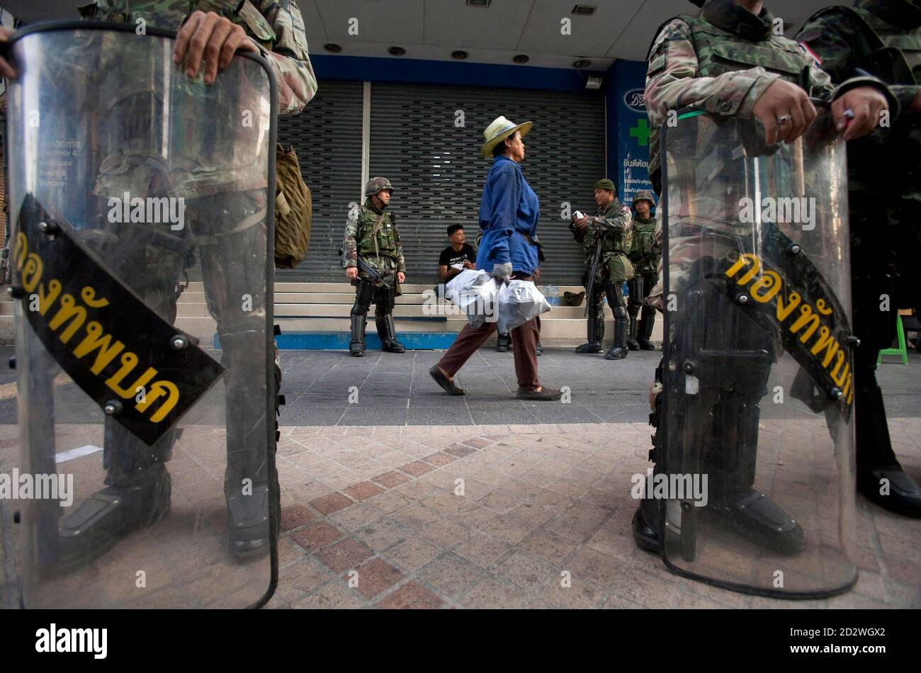 Three soldiers carrying shield hi-res stock photography and images - Alamy