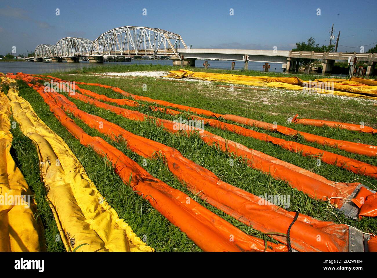 Oil containment booms hi-res stock photography and images - Alamy