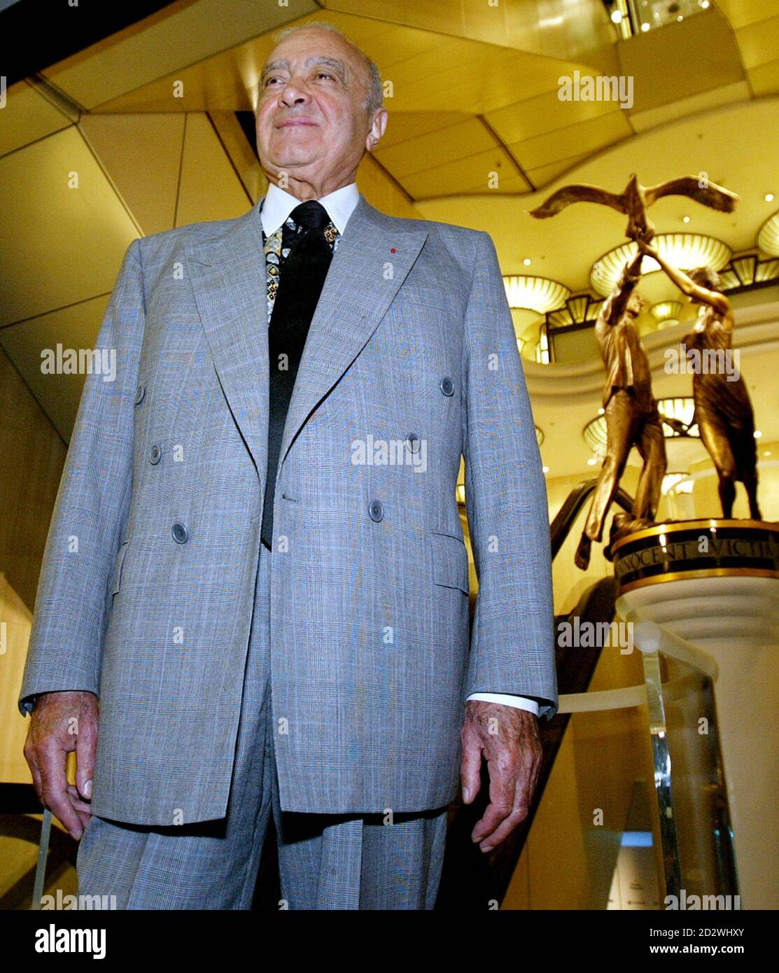 Harrods statue diana hi-res stock photography and images - Alamy