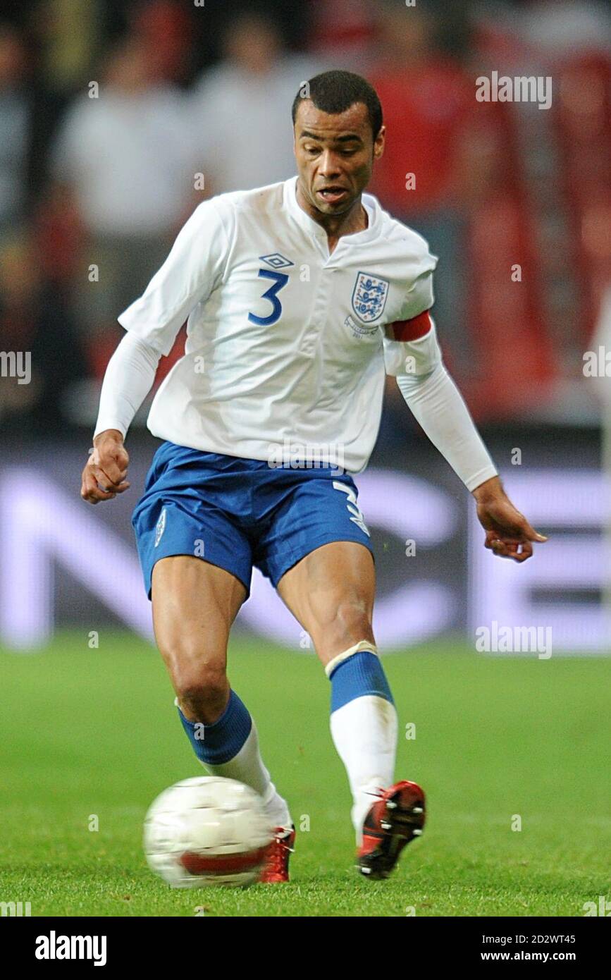 England captain armband hi-res stock photography and images - Alamy