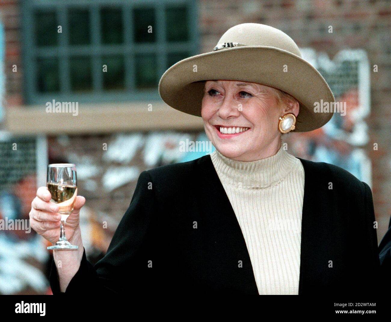Coronation streets vera duckworth hi-res stock photography and images ...