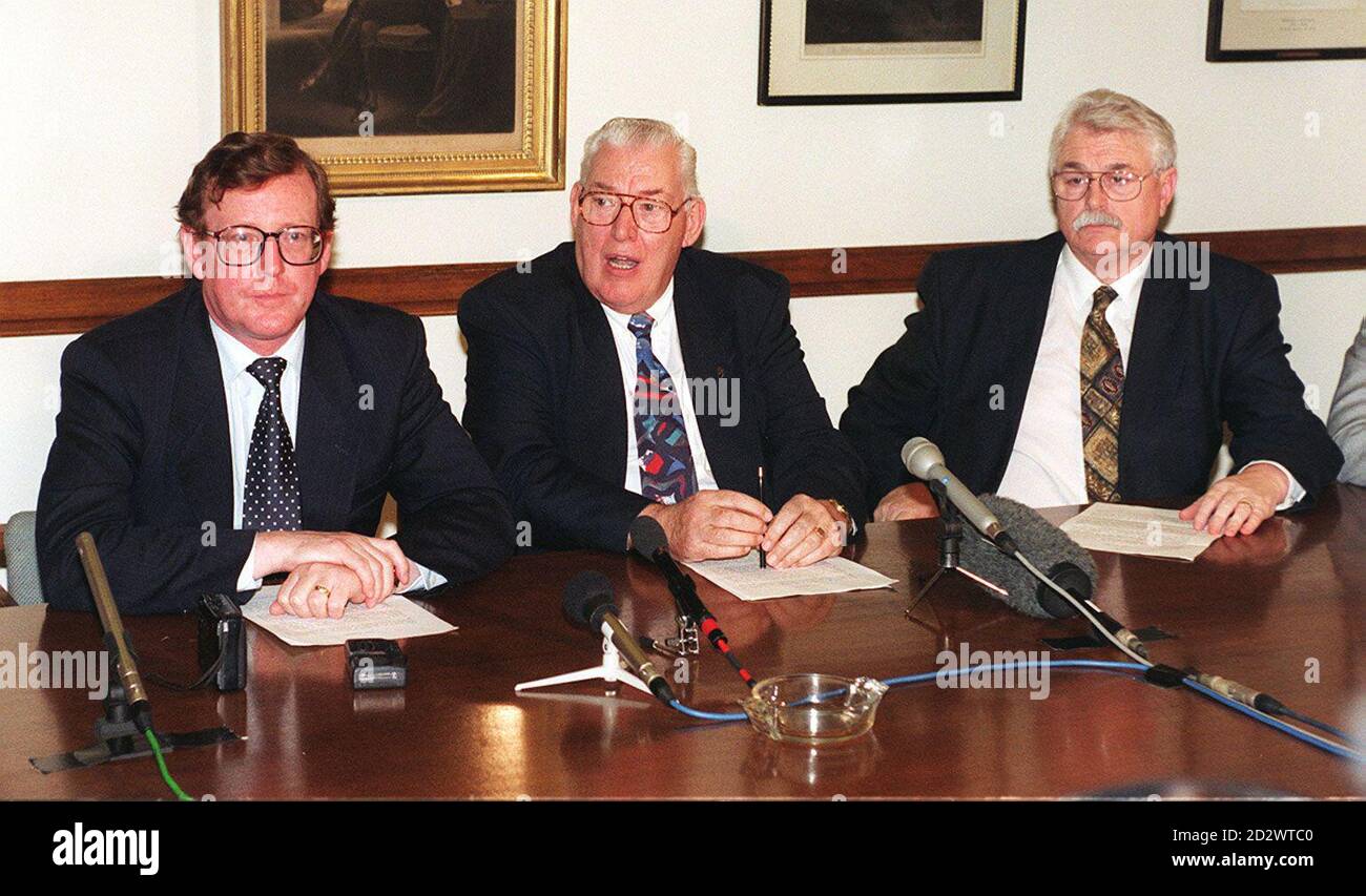 David trimble ian paisley hi-res stock photography and images - Alamy