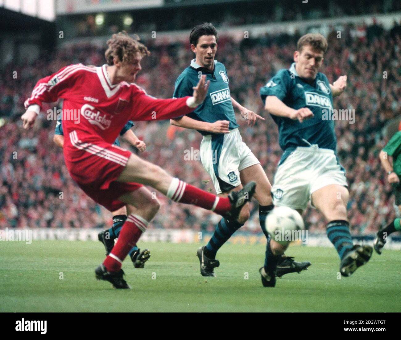 Steve McManaman has the beating of Everton's Craig Short and Gary ...