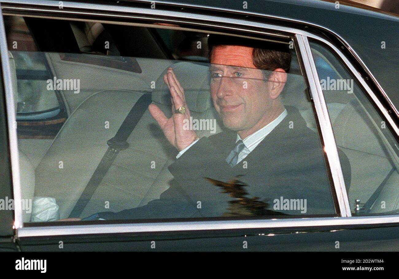 Buckingham palace today monday hi-res stock photography and images - Alamy