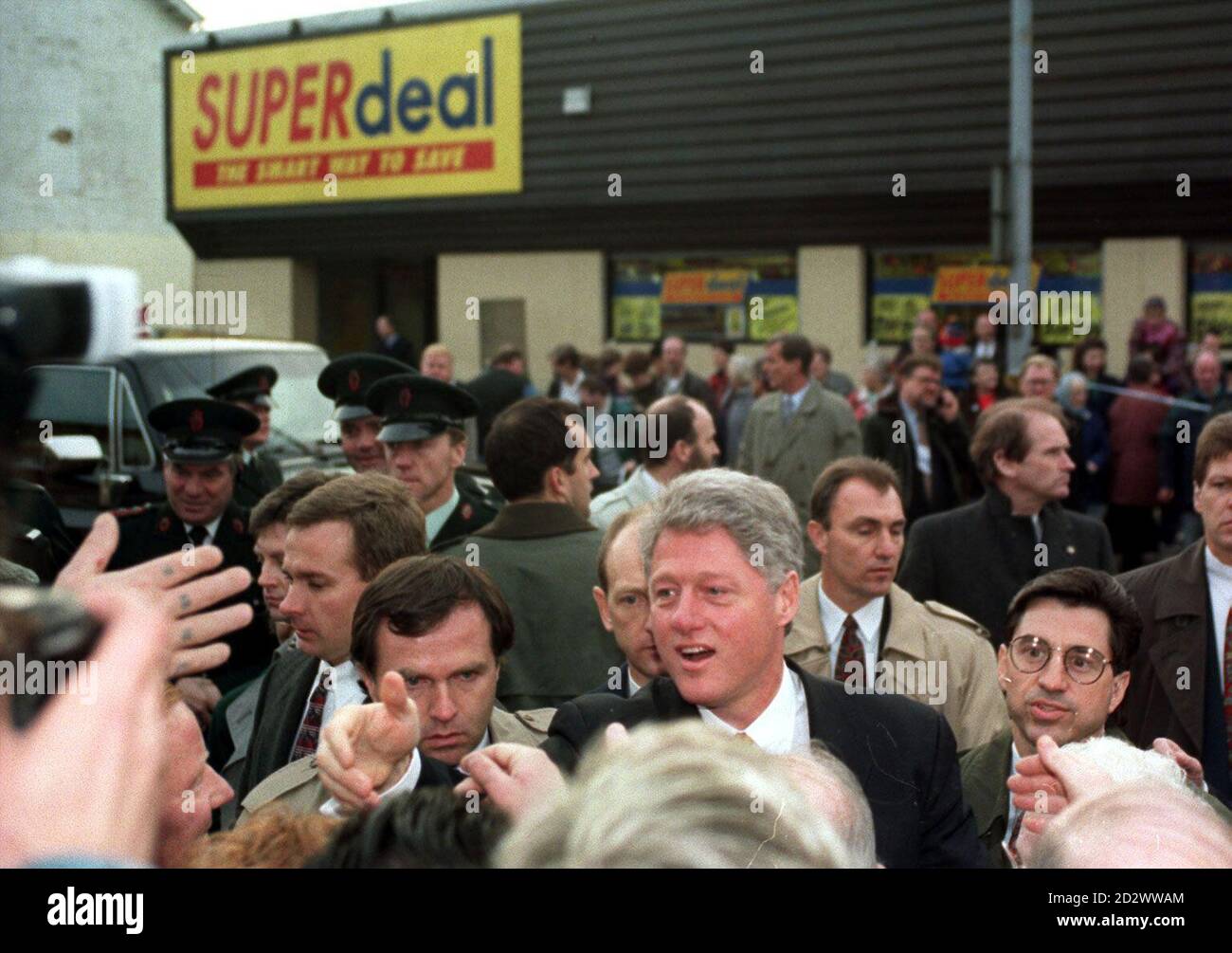 The President of the United States Bill Clinton shakes hands with the ...