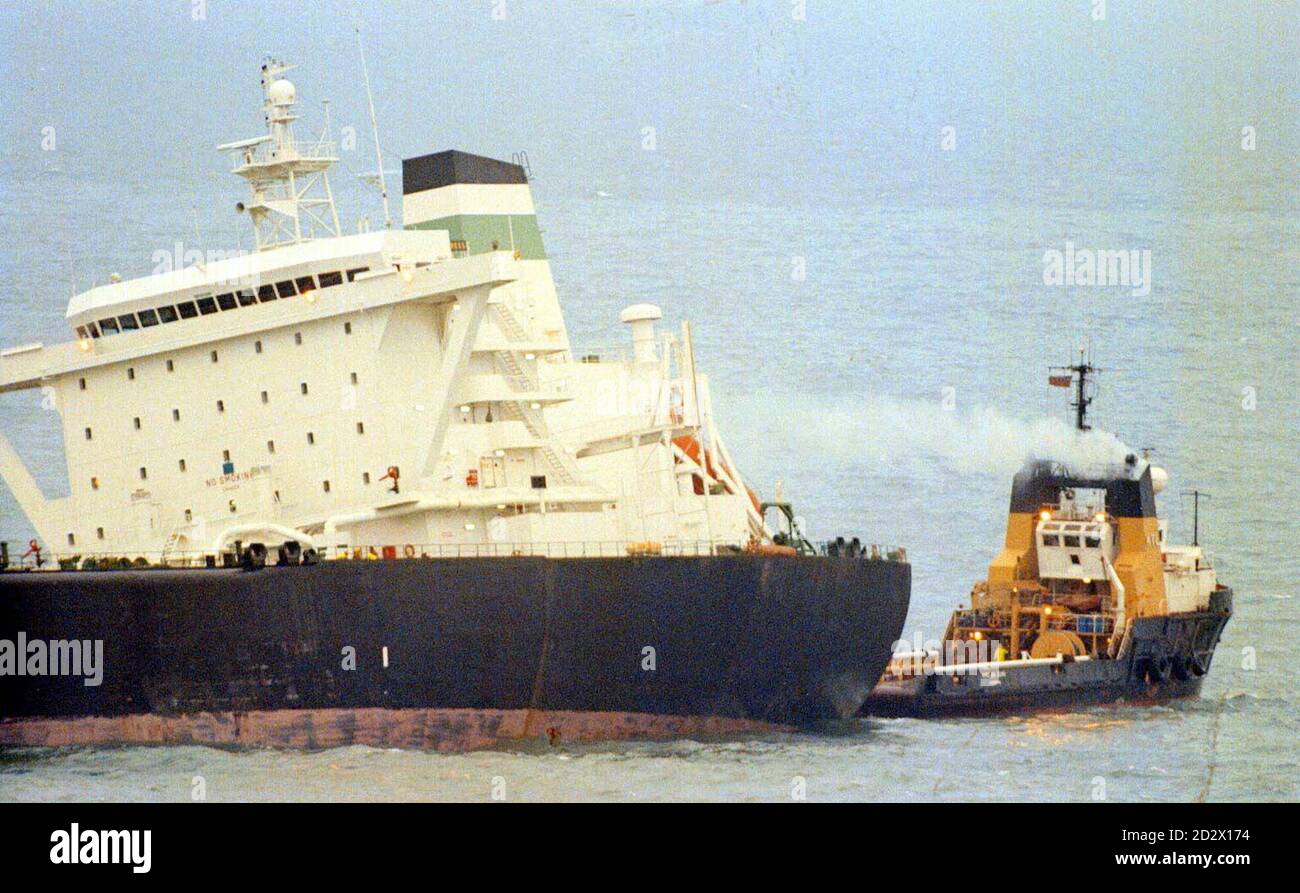 Oil tanker accident pollution environment tug hi-res stock photography ...