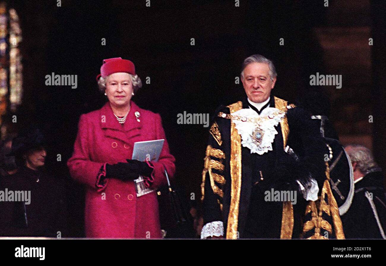 The Queen and the Lord Mayor of London, John Chalstrey, at St Paul's ...