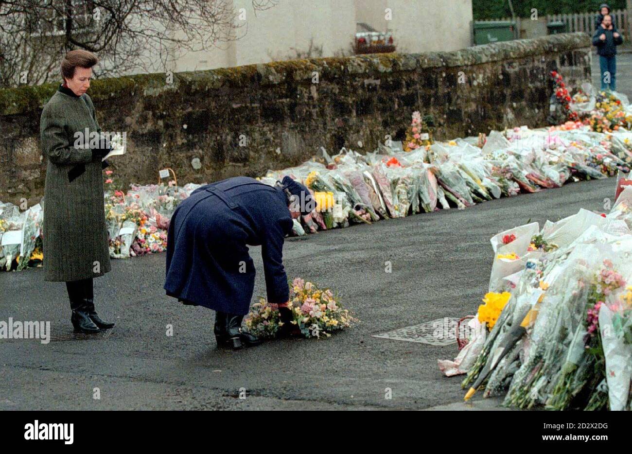 Royal queen elizabeth ii queen1990s hi-res stock photography and images ...