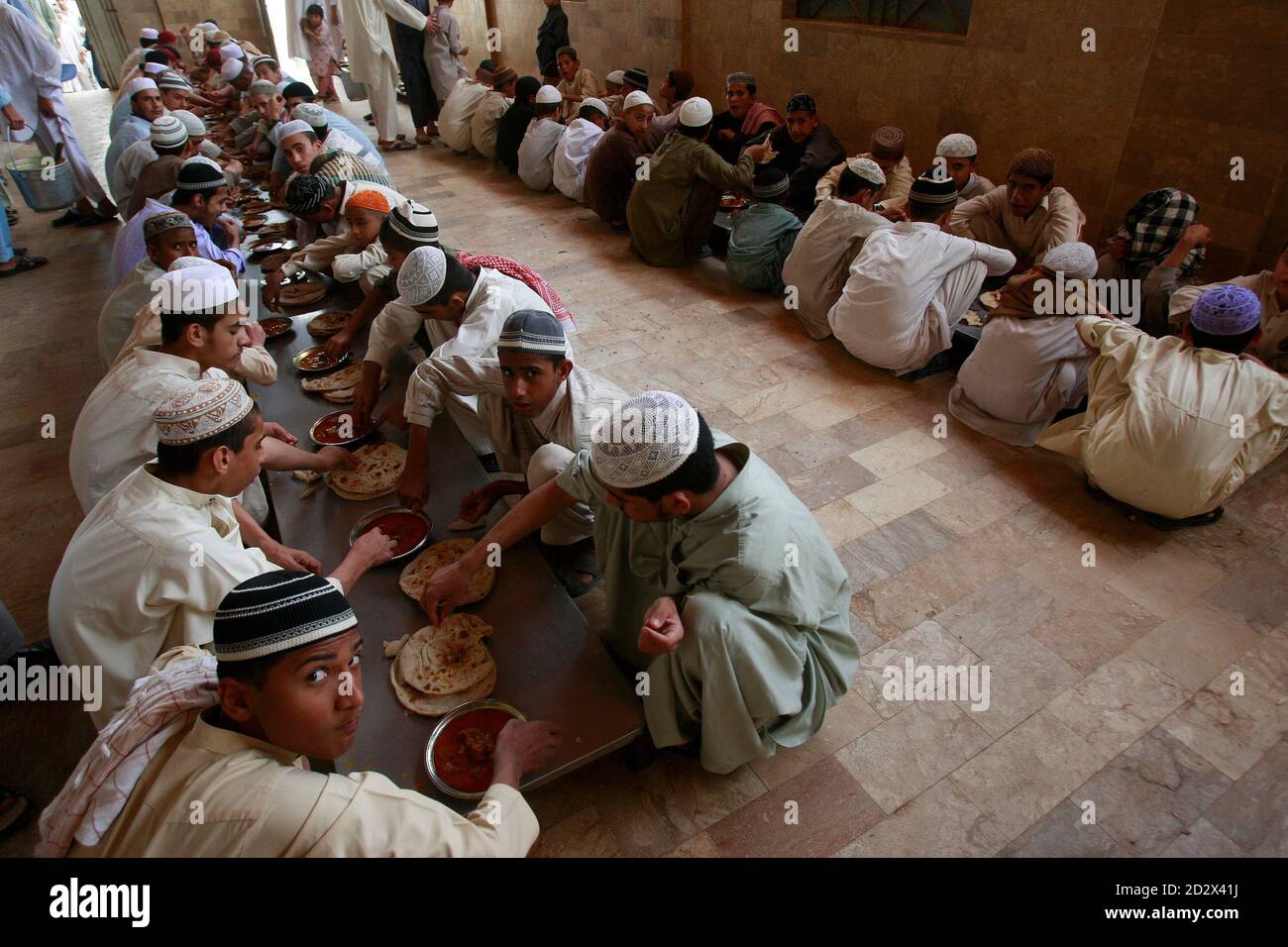 Madrasa pakistan girls hi-res stock photography and images - Alamy