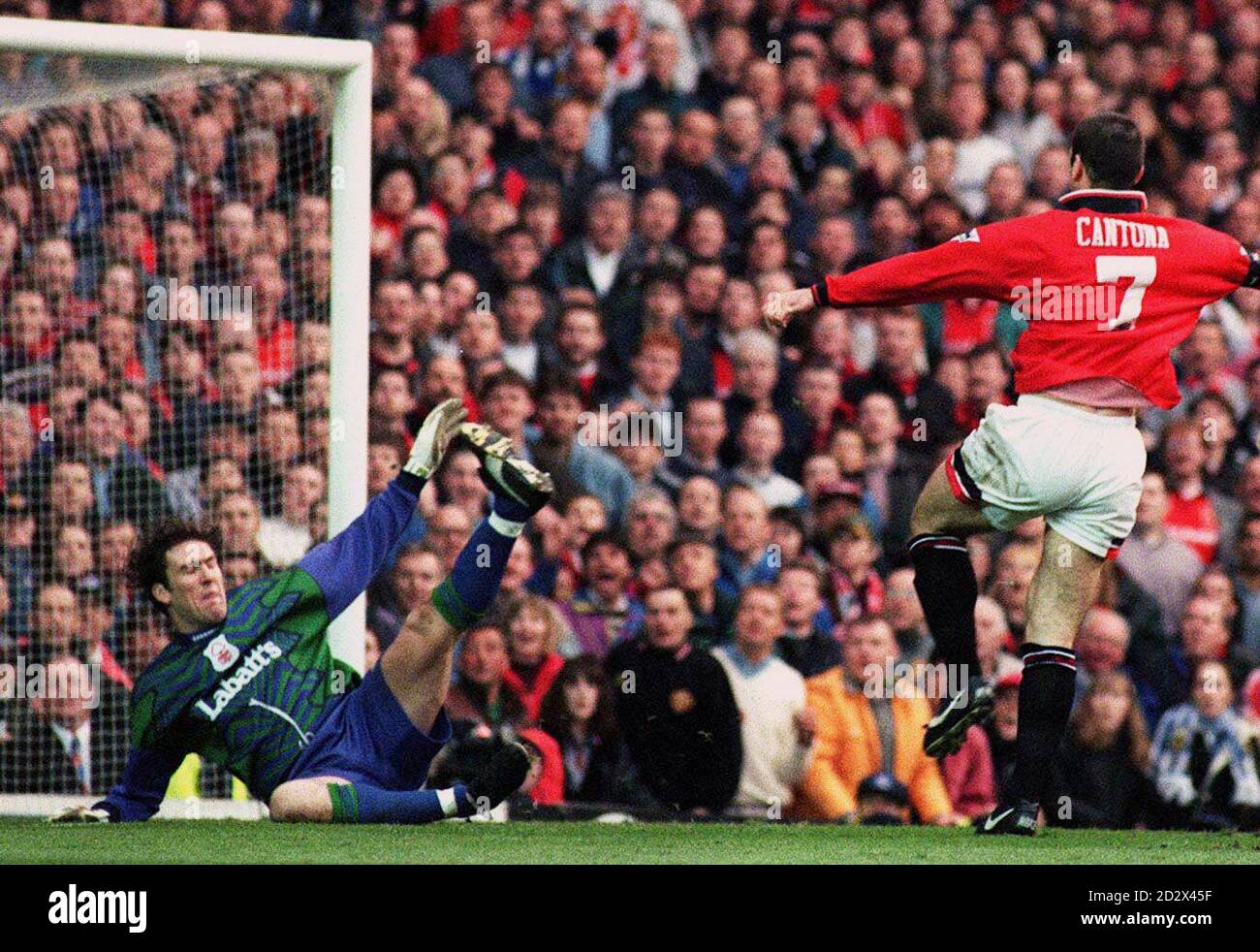 Eric Cantona scores for Manchester United beating Nottingham Forest ...