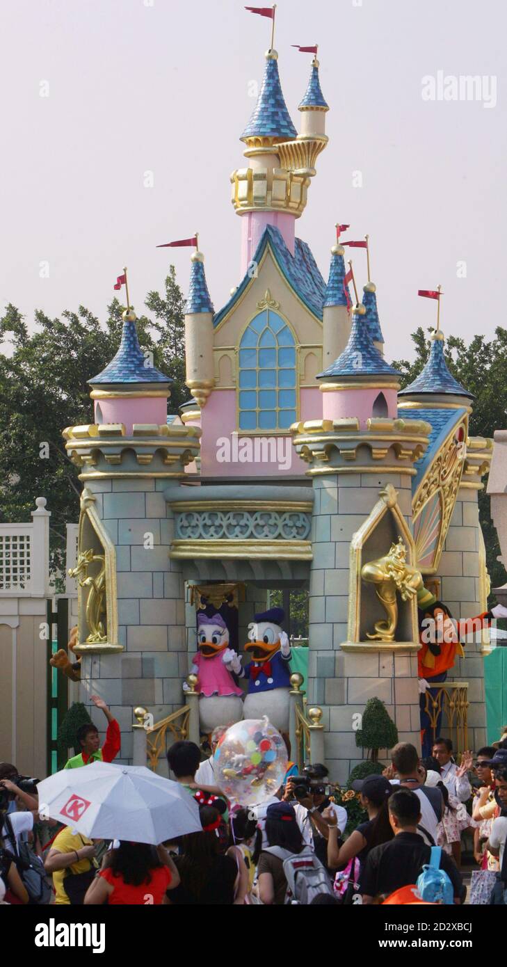 Donald Duck Disneyland High Resolution Stock Photography and Images - Alamy