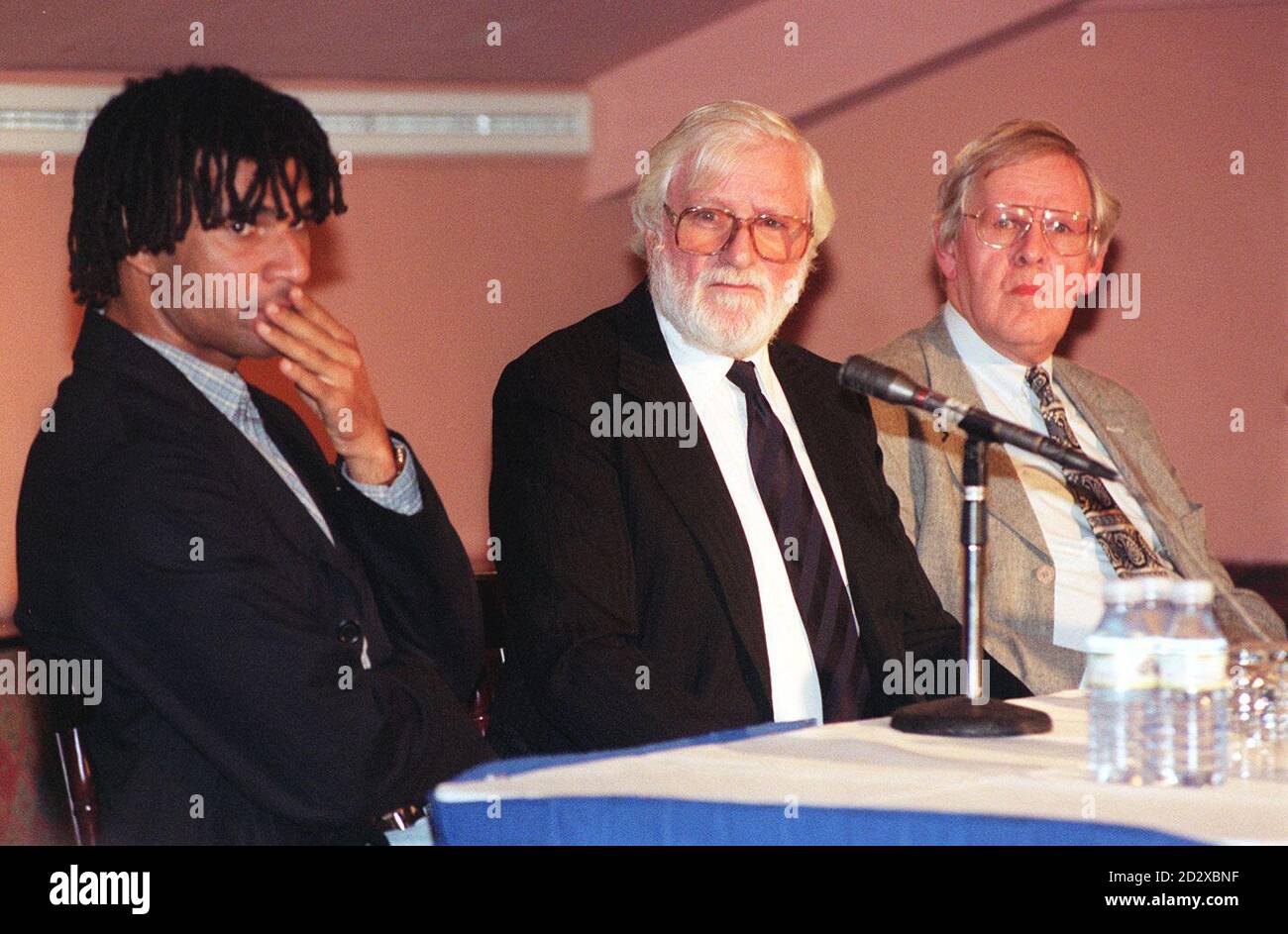 (l/r) Chelsea's Manager Ruud Gullit, Chairman Ken Bates and Managing ...