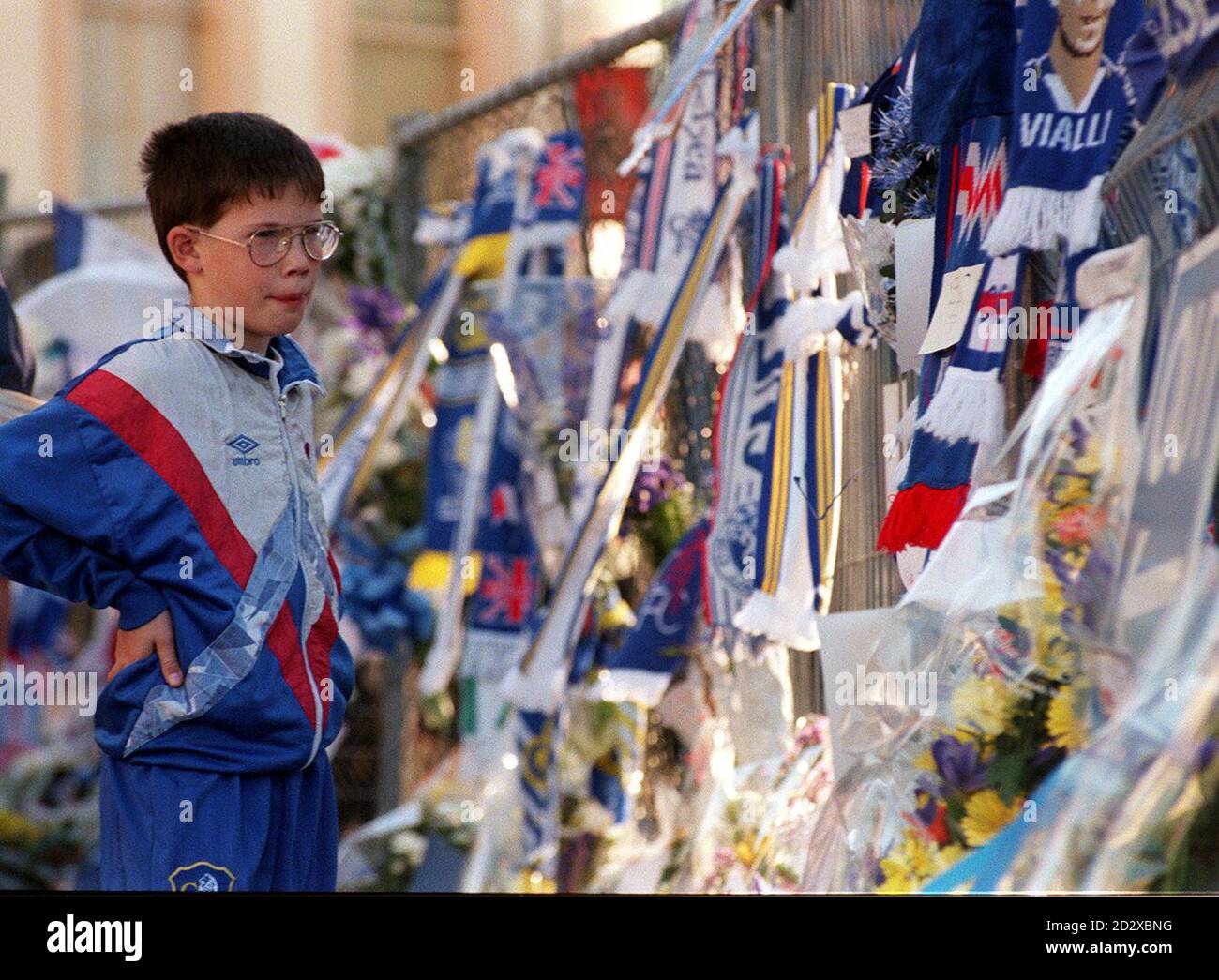 Tributes at stamford bridge today weds hi-res stock photography and ...