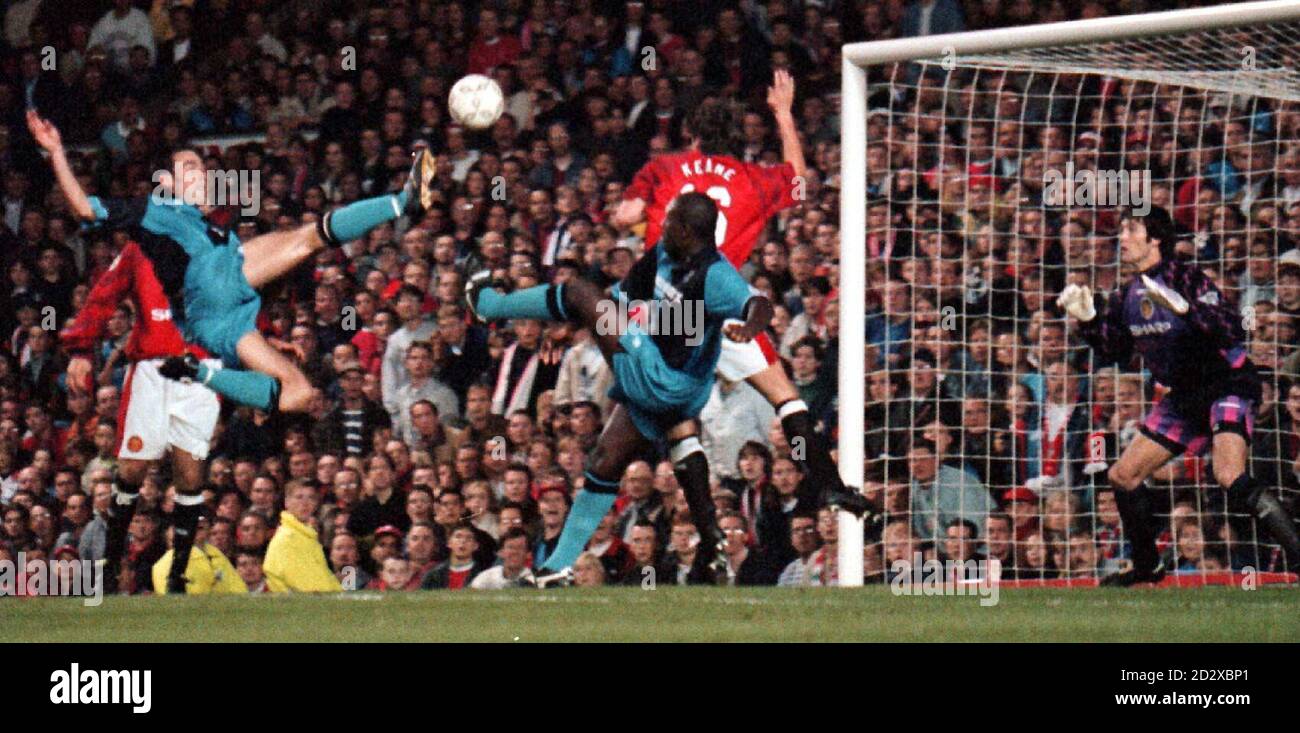 Man Utd V Swindon Town : Coca Cola Cup 3rd round : Swindon Towns Peter ...