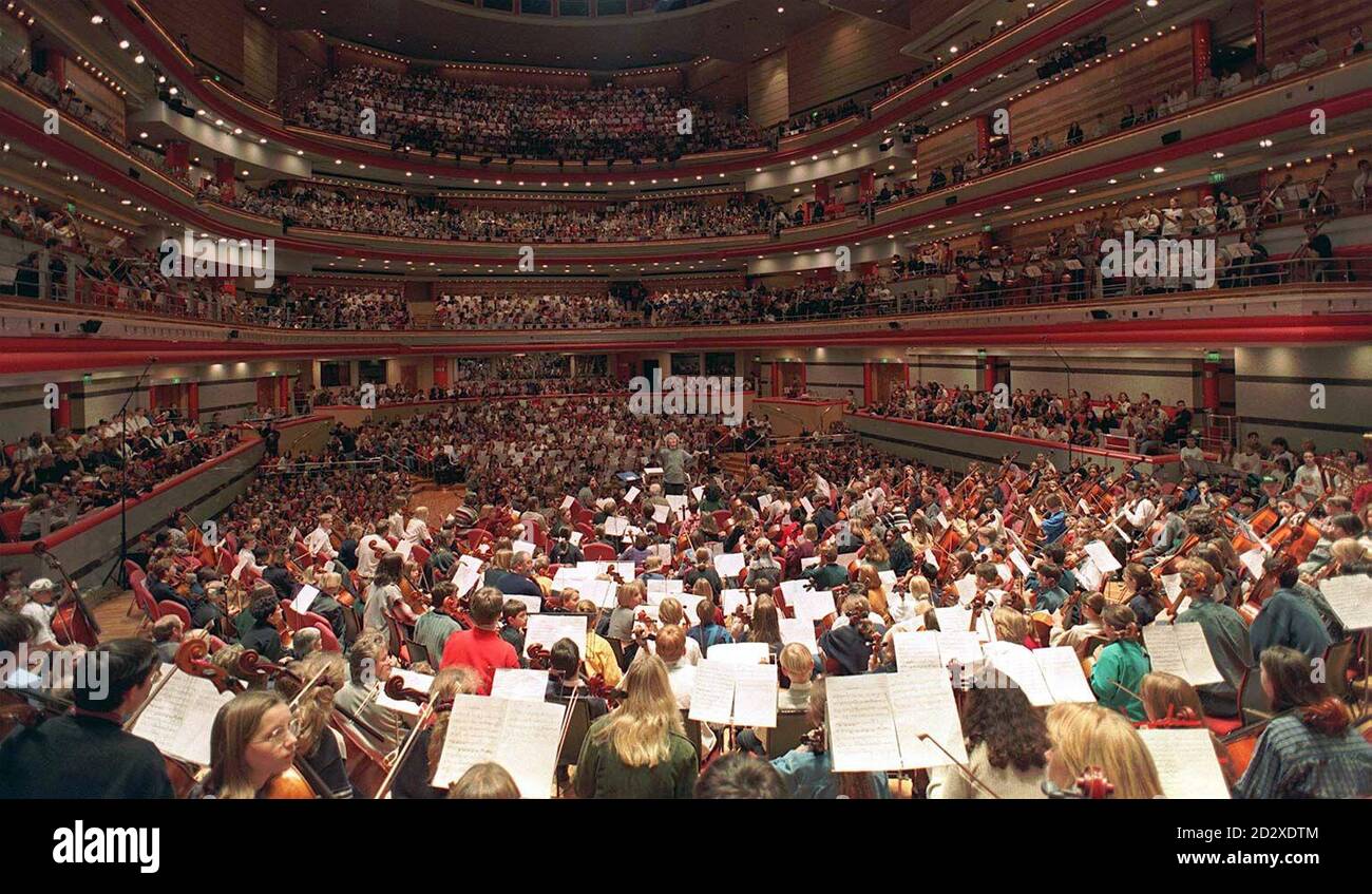 Largest orchestra hi-res stock photography and images - Alamy