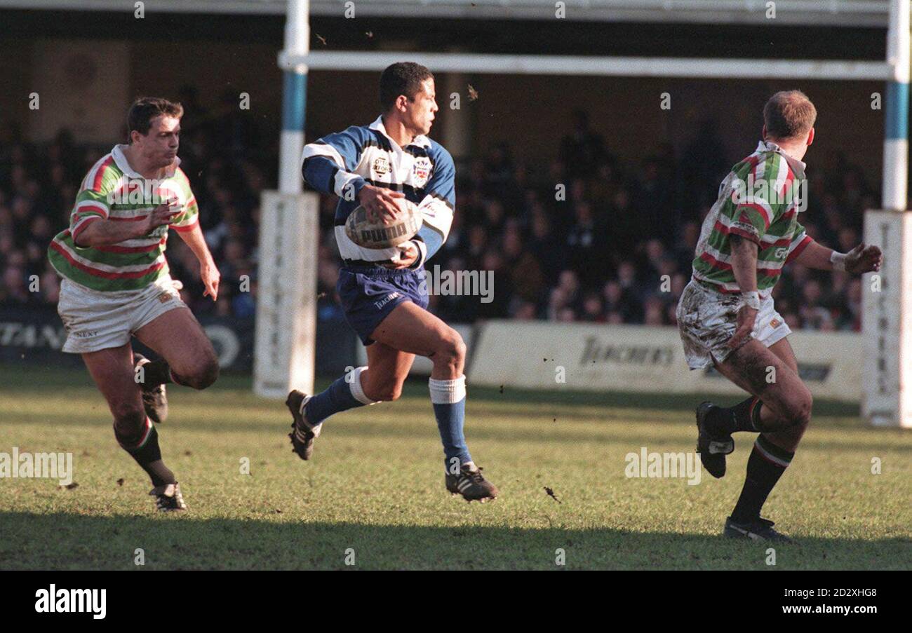 Bath's Jeremy Guscott in full flight (centre), during the 6th Round of ...