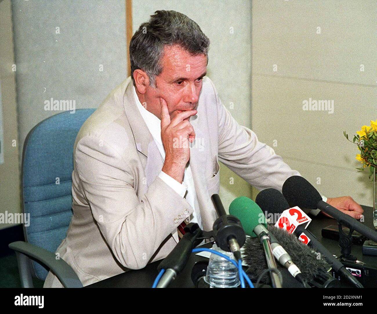 Martin bell mp hi-res stock photography and images - Alamy