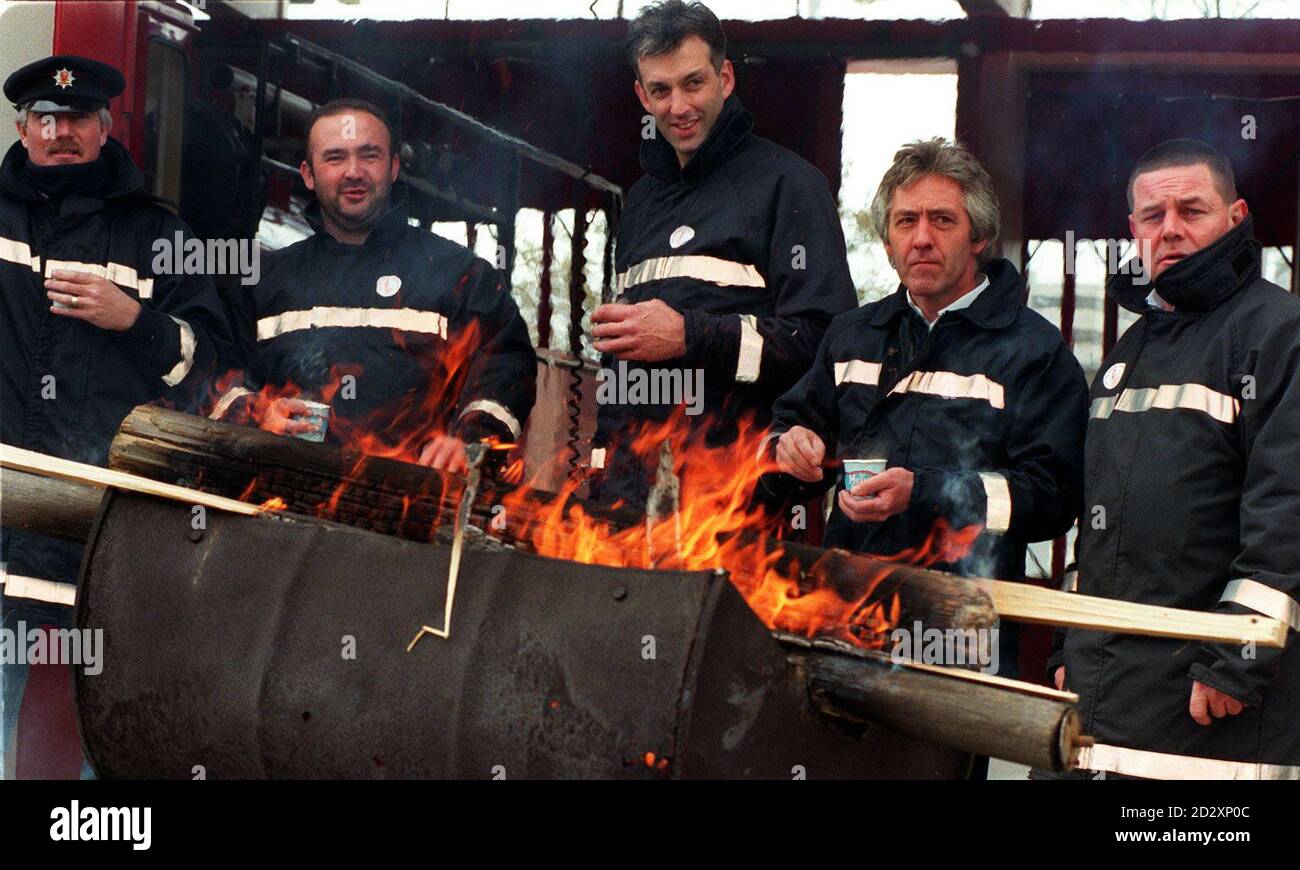 Make shift brazier outside basildon fire station hi-res stock ...