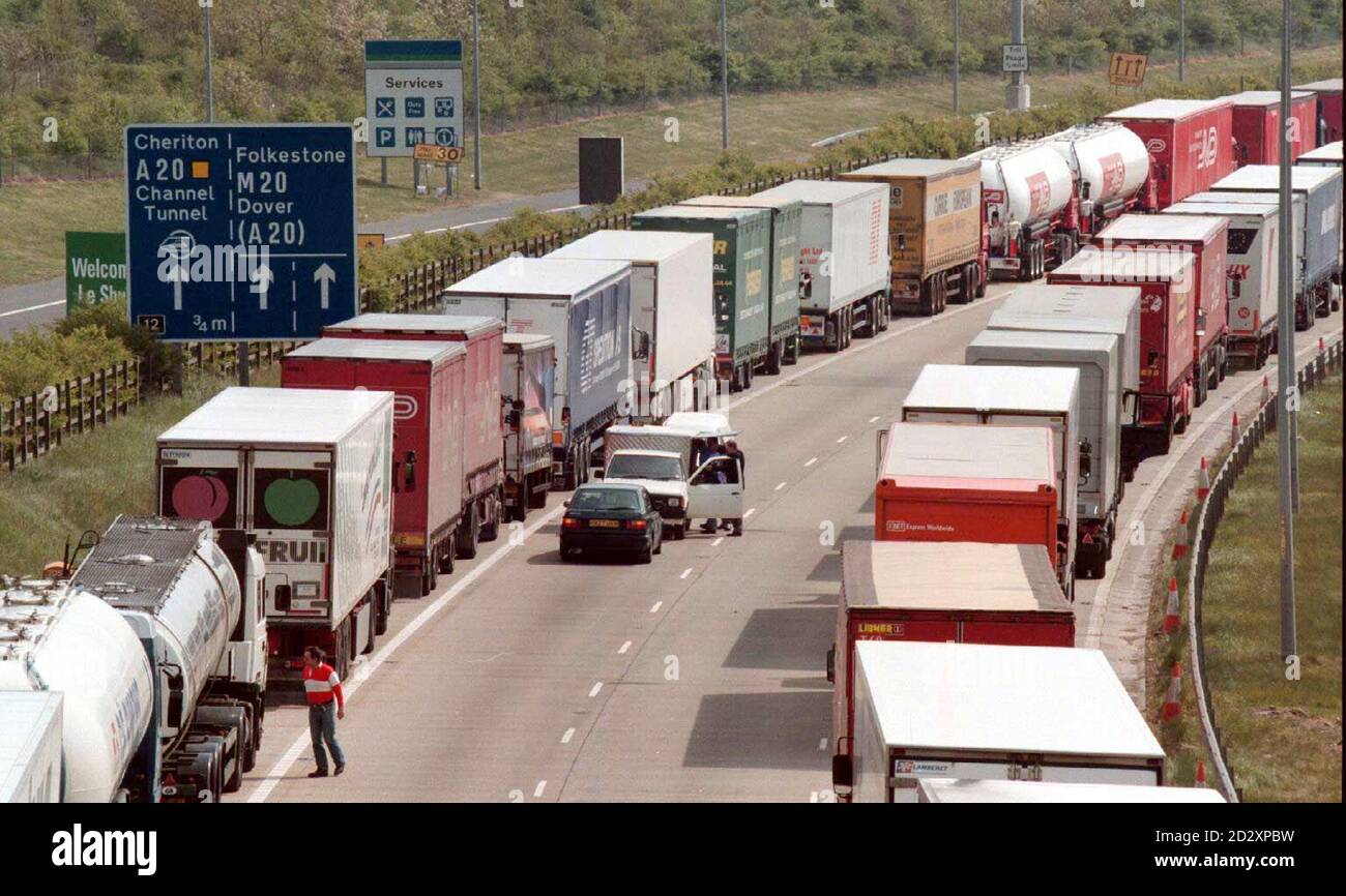 Lorries queue on m20 motorway hi-res stock photography and images - Alamy