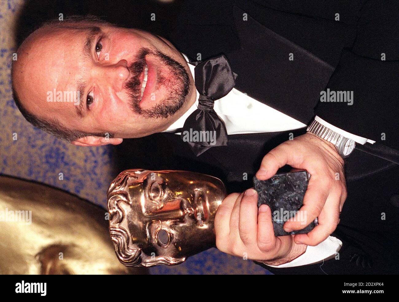 Anthony Minghella, director of The English Patient, with his award for ...