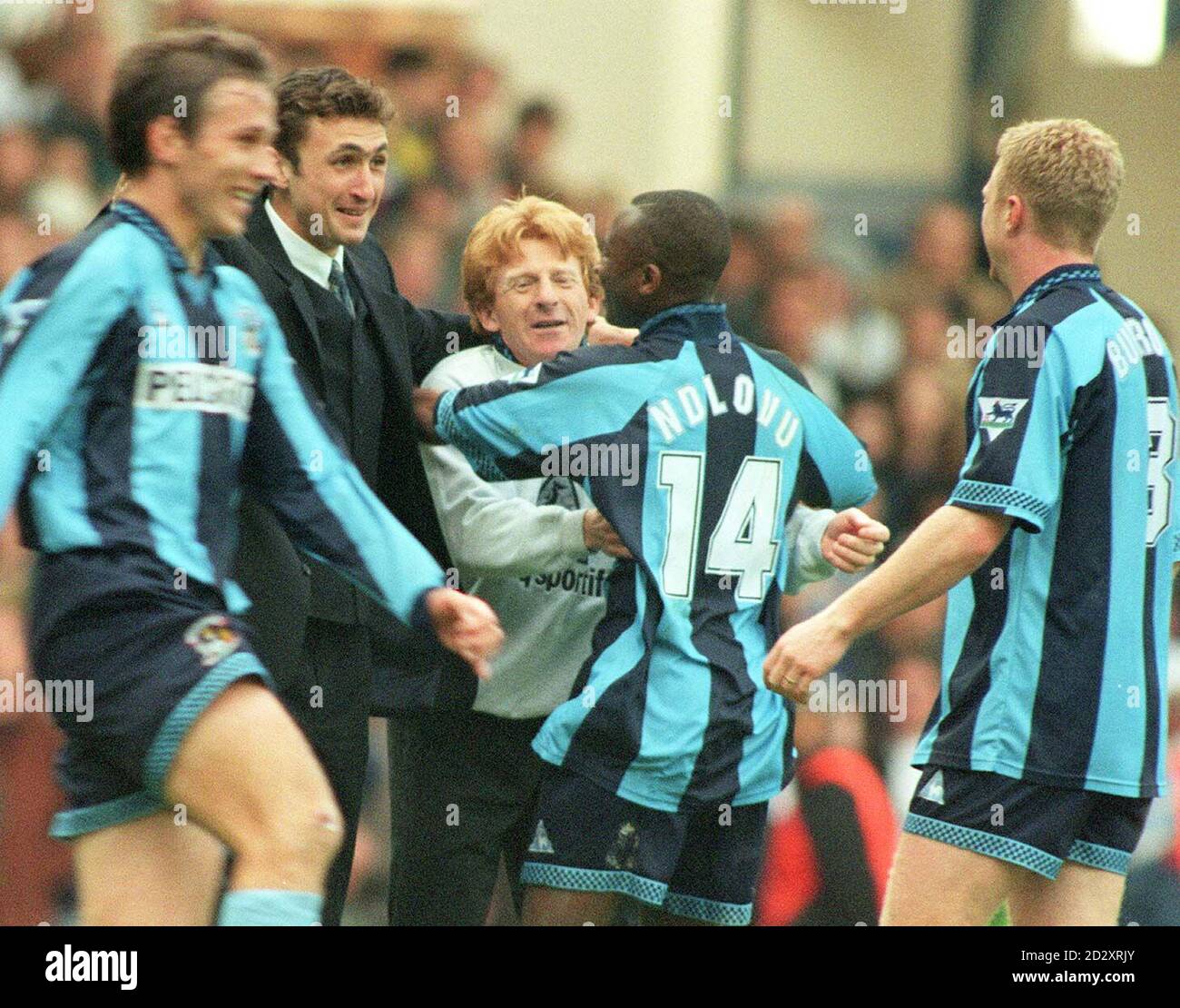 Gordon strachan celebrates hi-res stock photography and images - Alamy