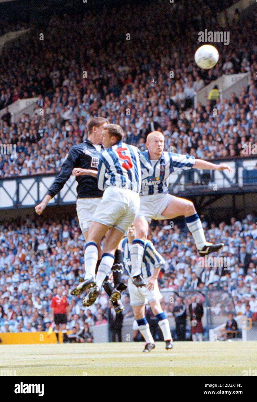 Mid air clash hi-res stock photography and images - Alamy