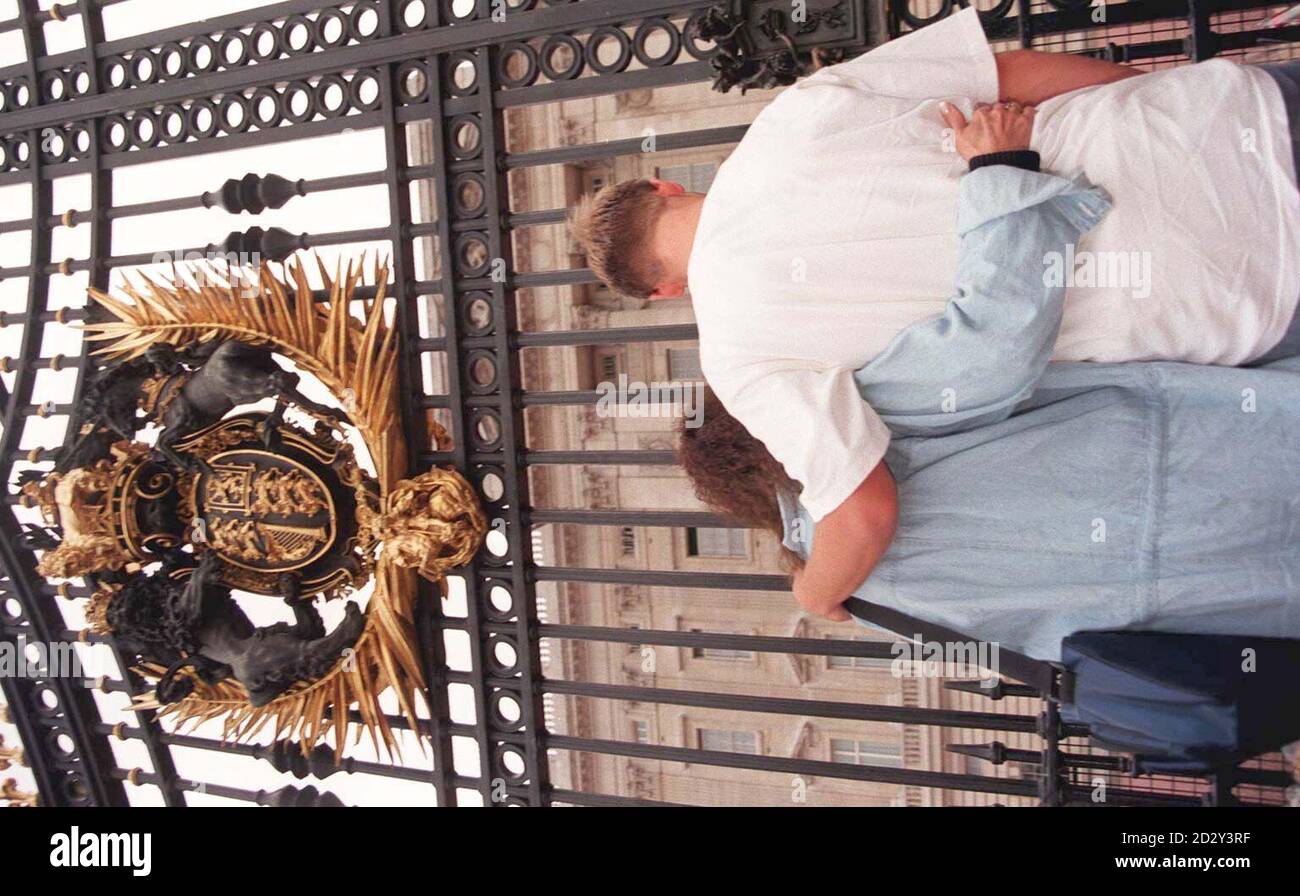 Dodi fayed their driver were pronounced dead at the scene hi-res stock ...