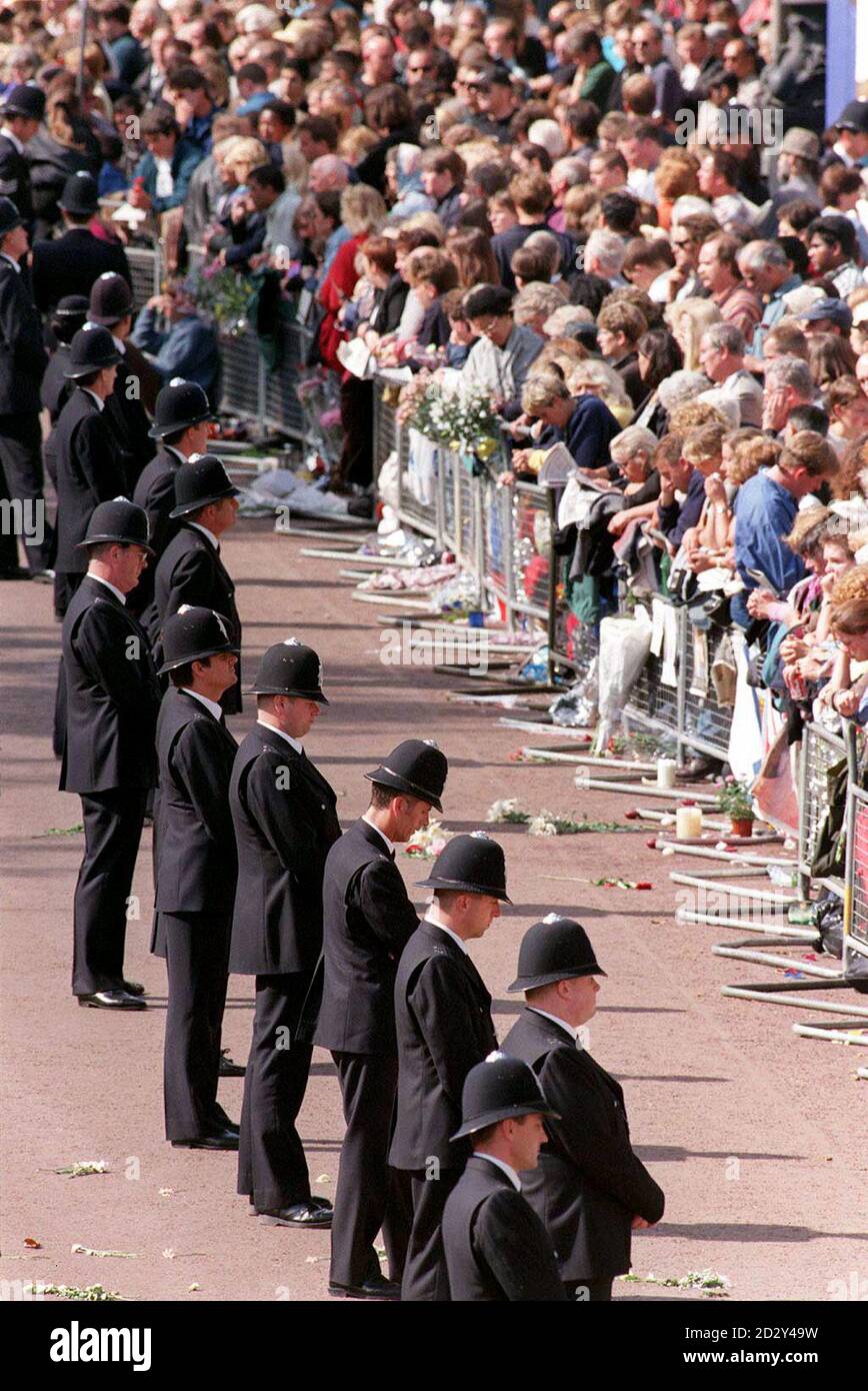 Police officers bowing heads hi-res stock photography and images - Alamy