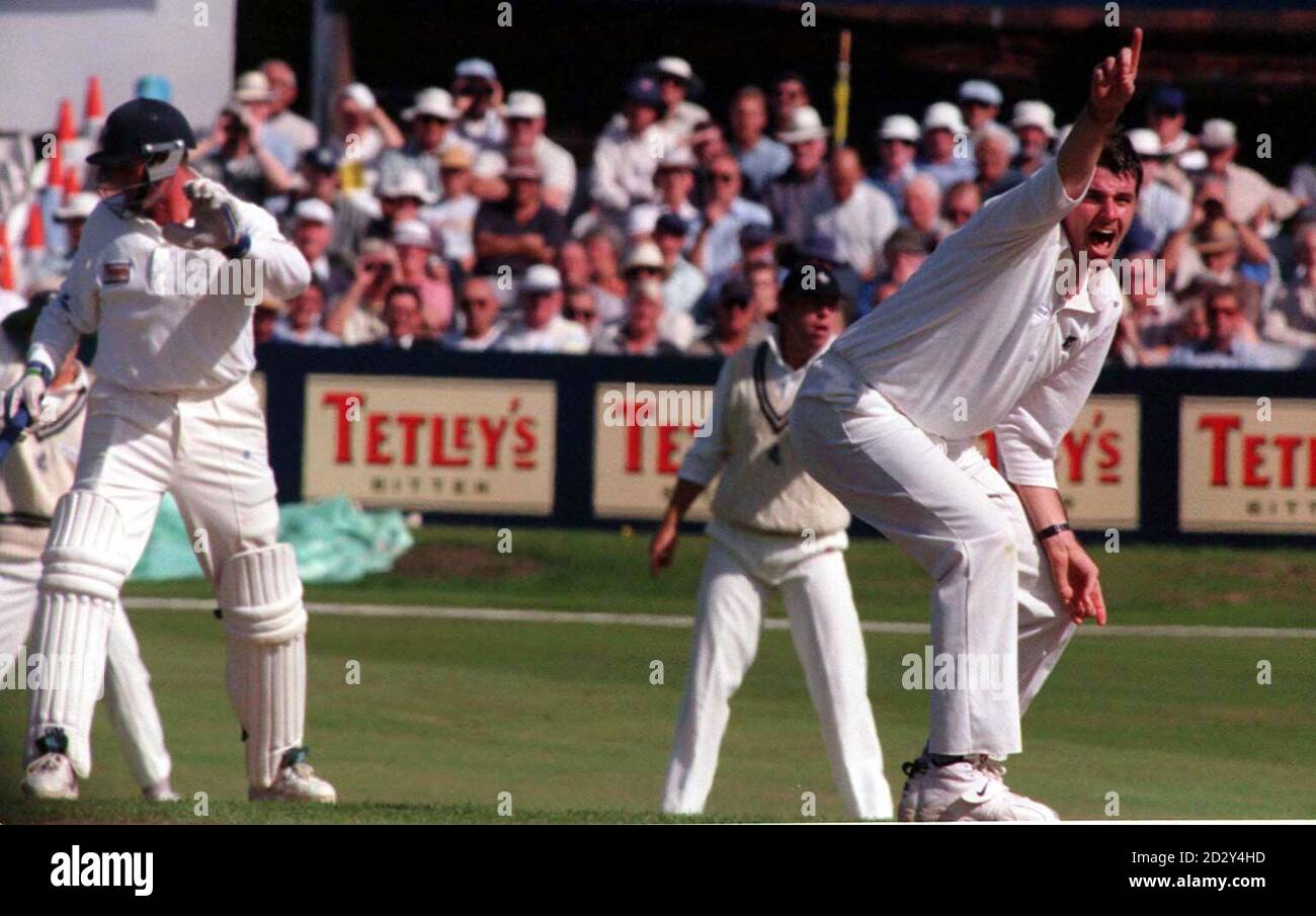 Alan igglesden kent bowler appeals hi-res stock photography and images ...
