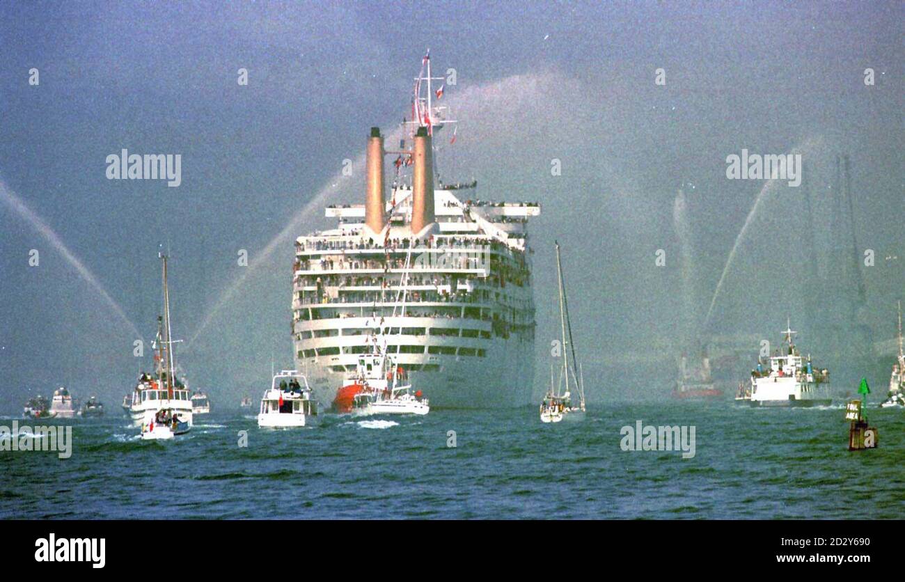 Cruise liner canberra hi-res stock photography and images - Alamy