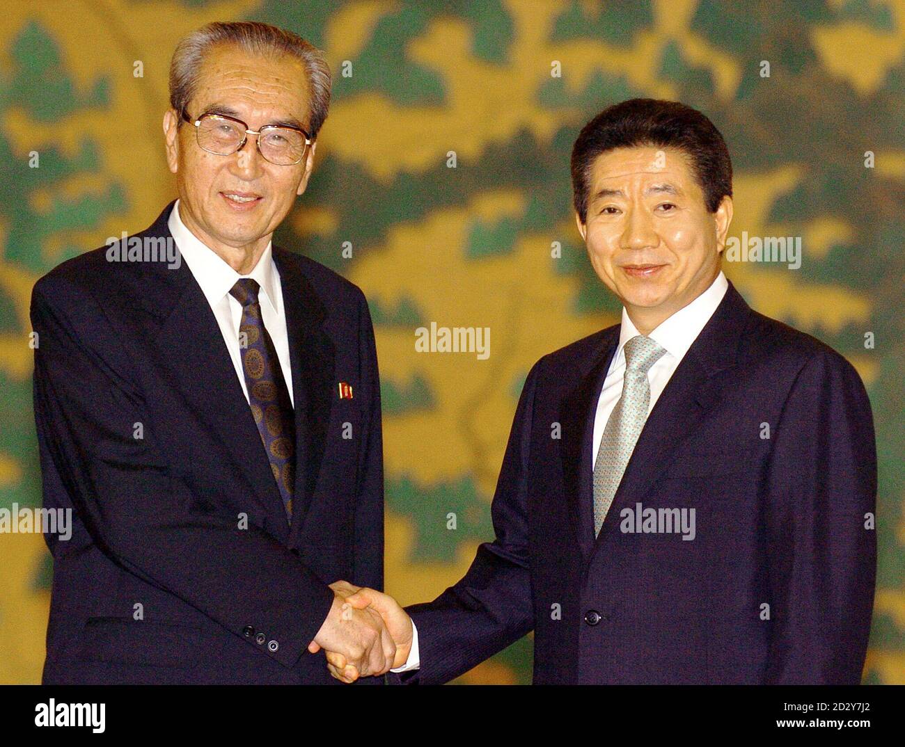 South Korean President Roh shakes hands with North Korean chief ...