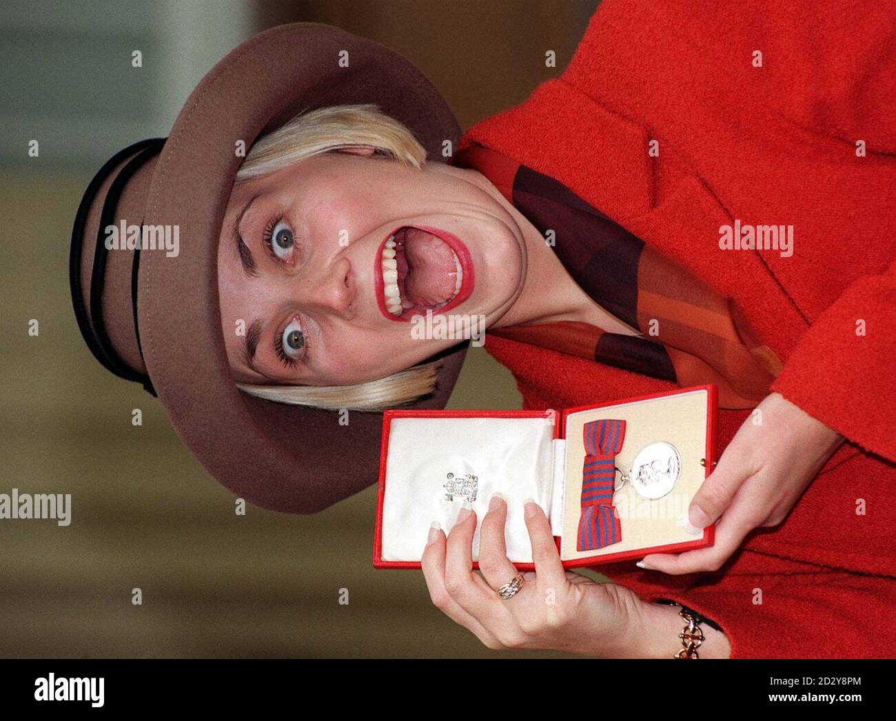 The Queen presented Lisa Potts with the George Medal for bravery in ...