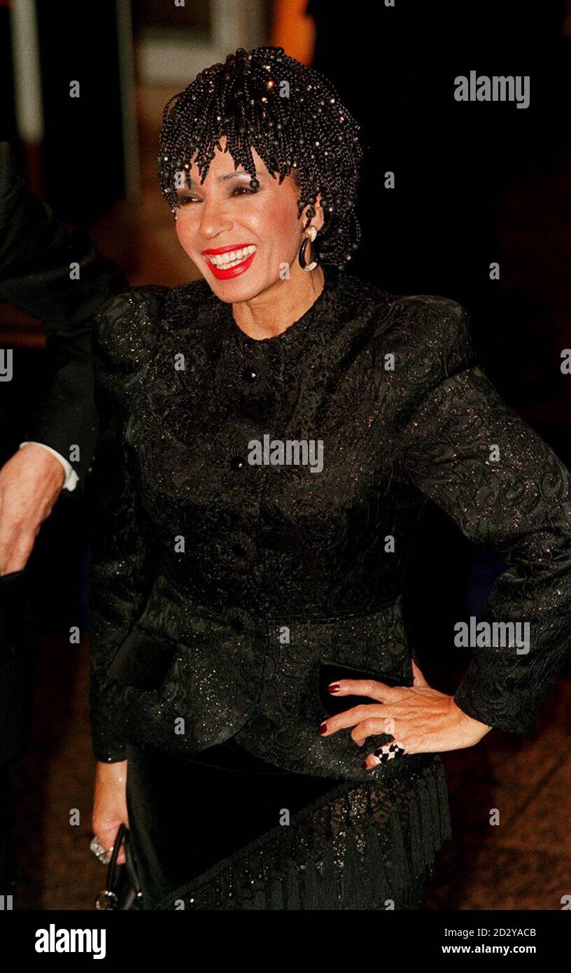 Pa News Photo 9 12 97 Singer Shirley Bassey Arrives At The World Gala