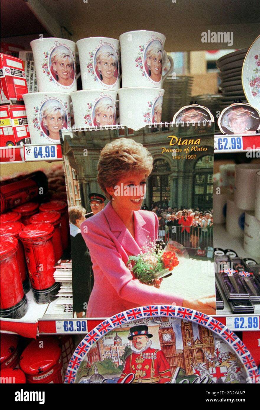 PA NEWS PHOTO 5/12/97 MEMORABILIA AND SOUVENIRS DEPICTING THE IMAGE OF ...