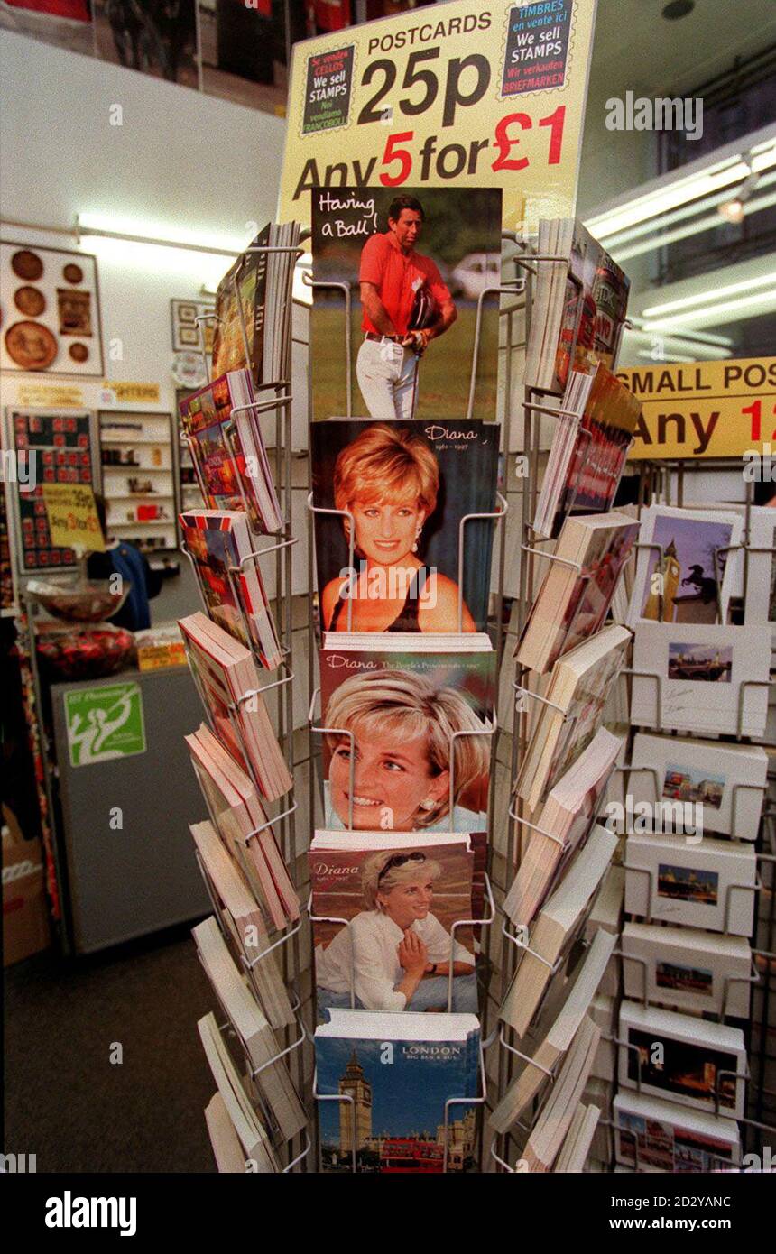 PA NEWS PHOTO 5/12/97 MEMORABILIA AND SOUVENIRS DEPICTING THE IMAGE OF ...