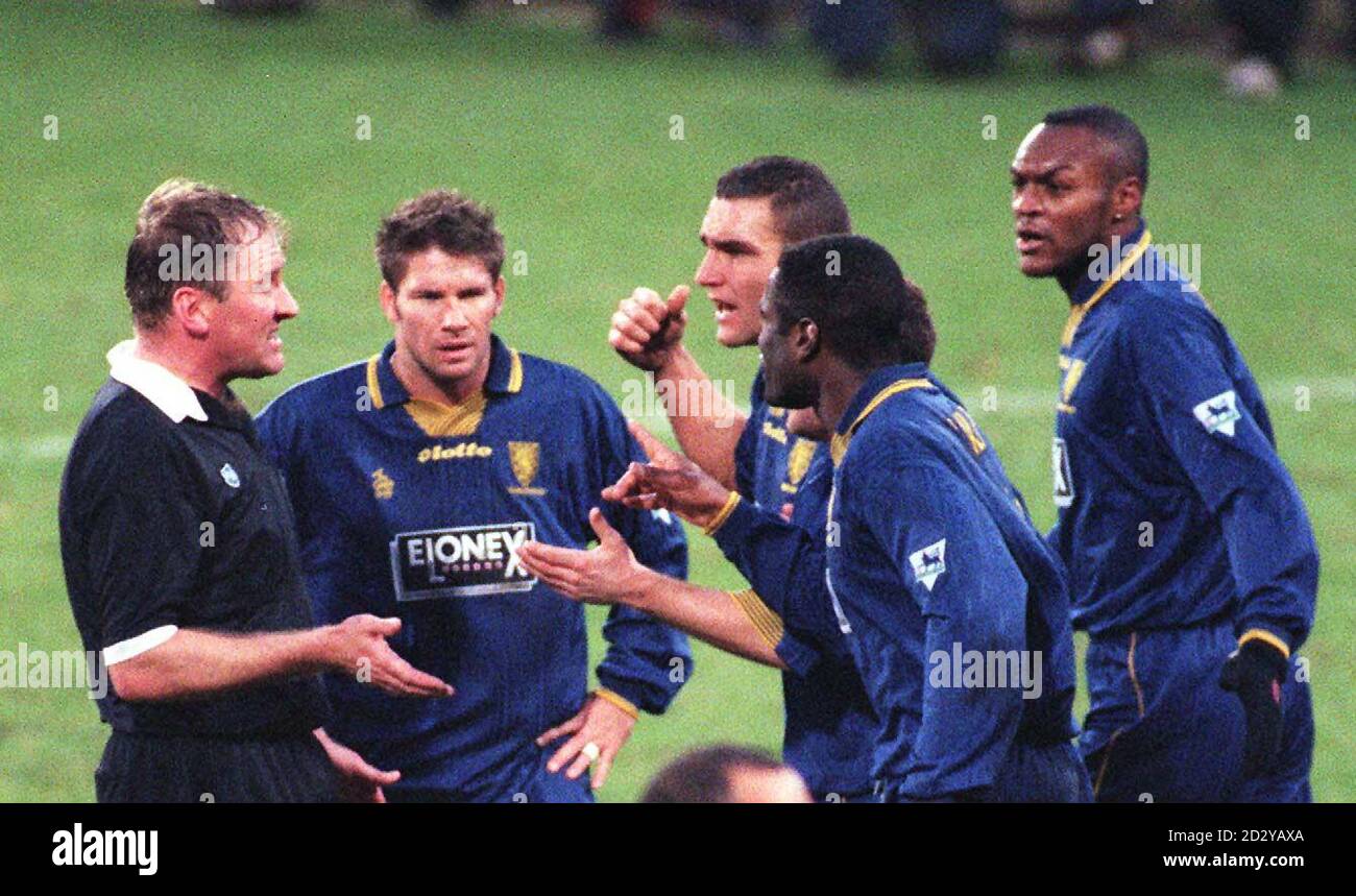 Vinnie jones in goal hi-res stock photography and images - Alamy