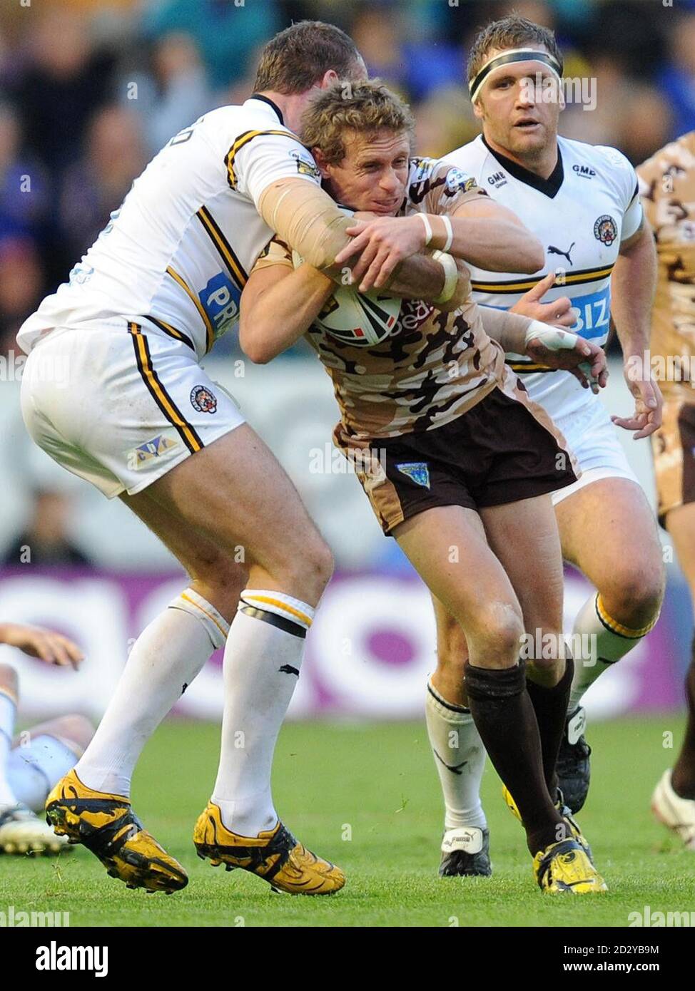 Warringtons Brett Hodgson is tackled by Castlefords Nick Fozzard (left ...