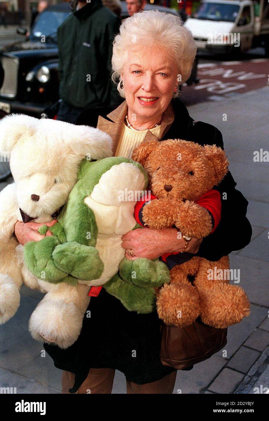 PA NEWS PHOTO 14/1/98 ACTRESS JUNE WHITFIELD AT THE VARIETY CLUB LUNCH ...