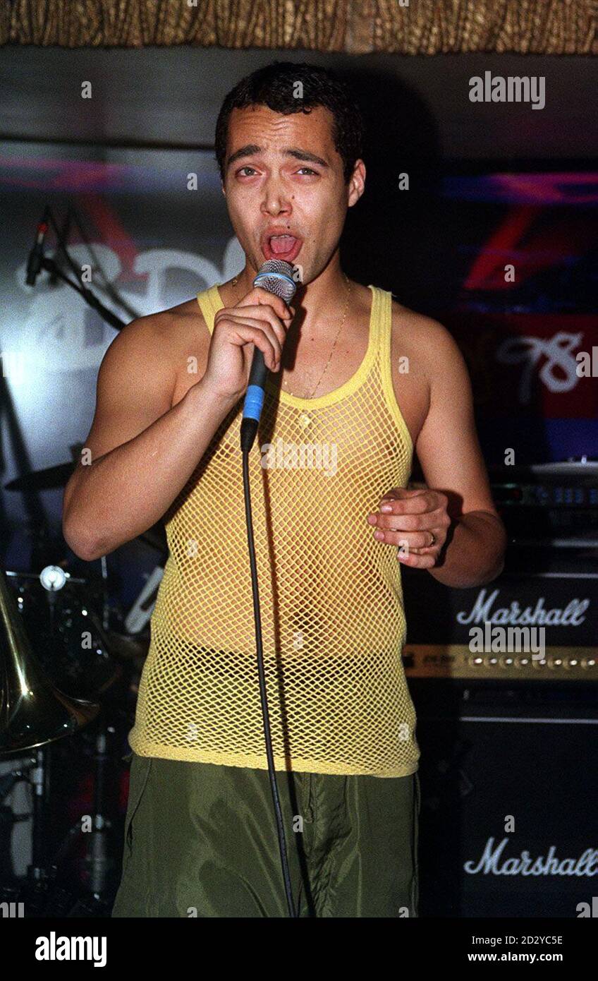 PA NEWS PHOTO 12/01/98 SINGER FINLEY QUAYE SINGS AT THE "CAFE DE PARIS ...