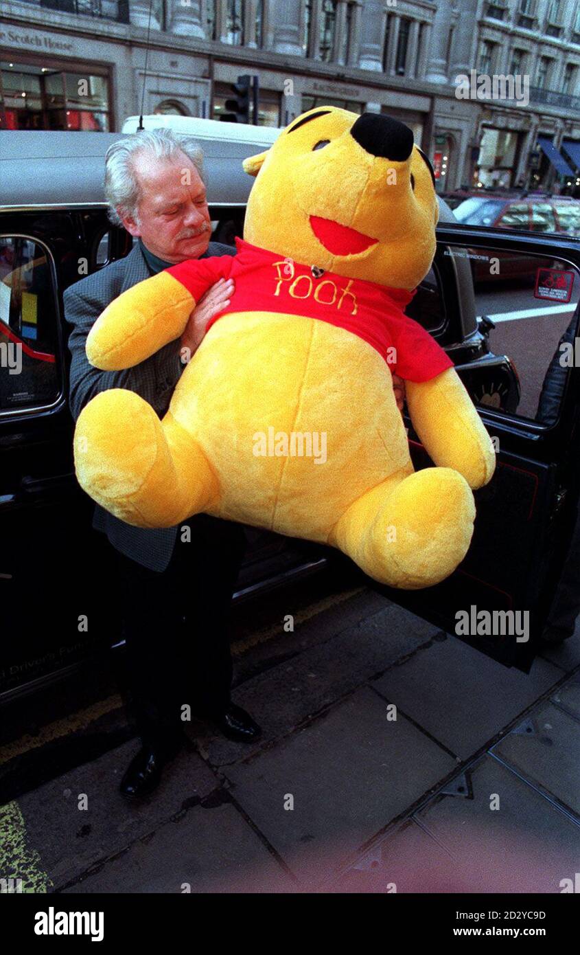 PA NEWS PHOTO 14/1/98 ACTOR DAVID JASON ARRIVES AT THE VARIETY CLUB ...
