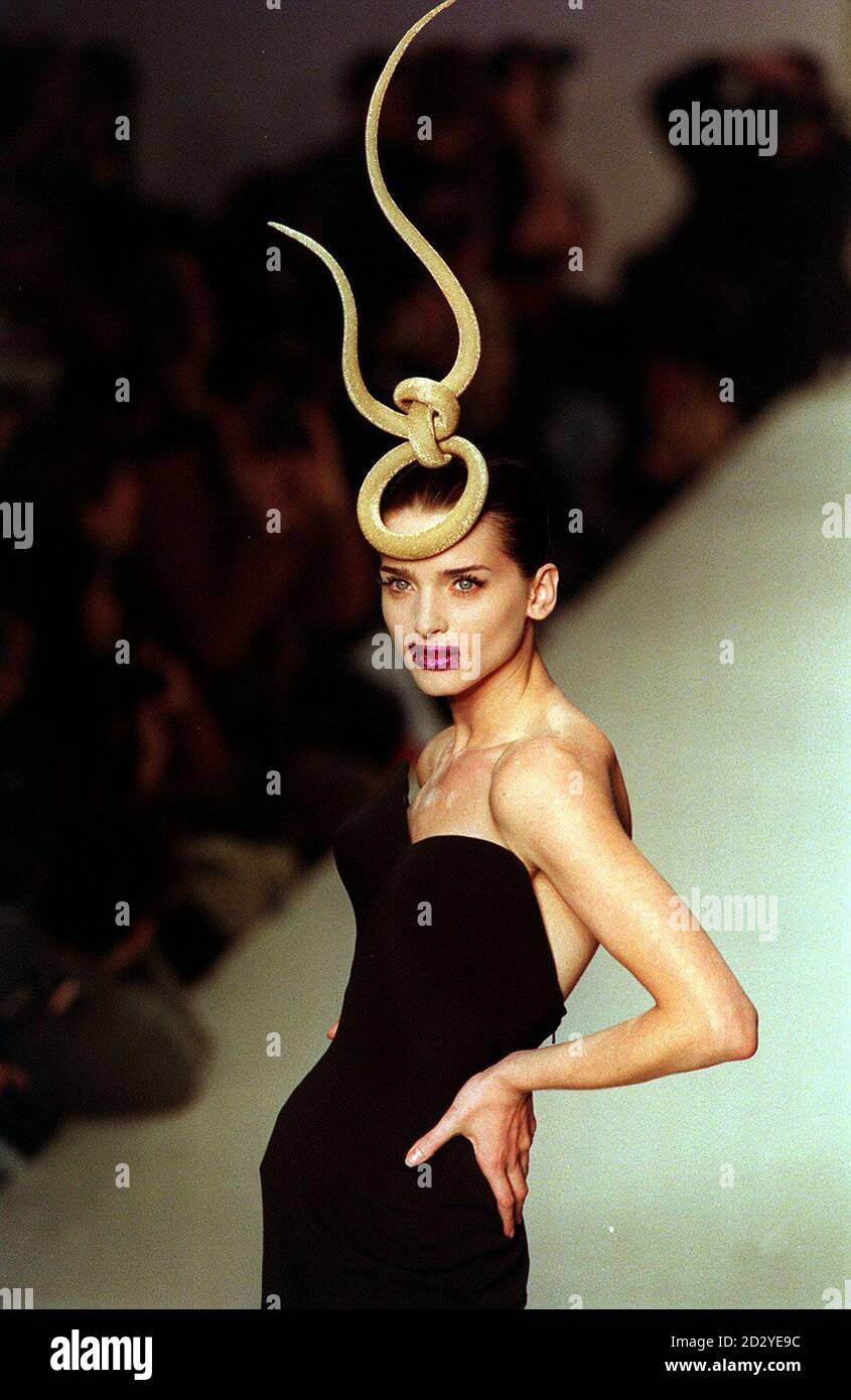 PA NEWS PHOTO 23/2/98 A MODEL WEARING A HAT BY DESIGNER PHILIP TREACY ...