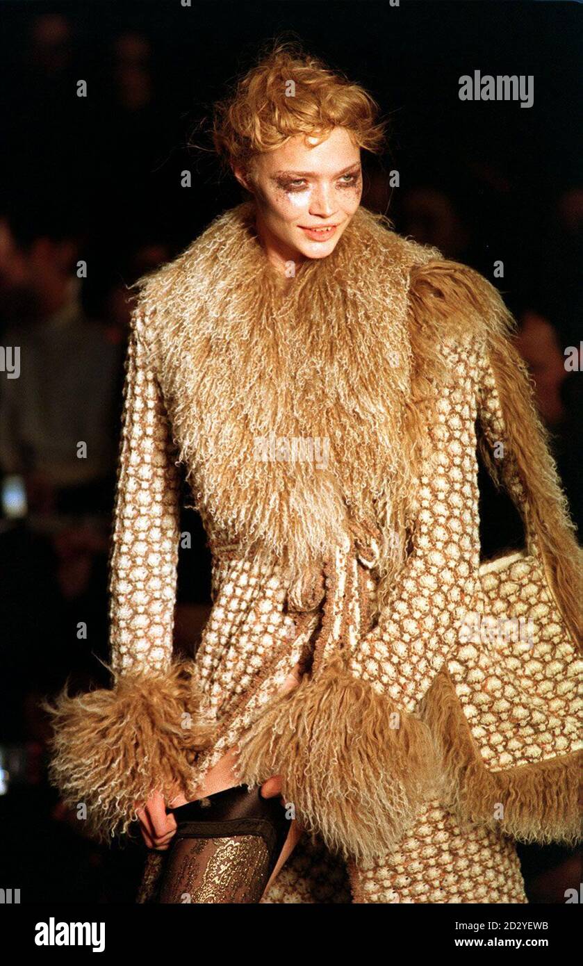 PA NEWS PHOTO 24/2/98 SUPERMODEL JODIE KIDD DISPLAYS DESIGNS BY JULIEN ...