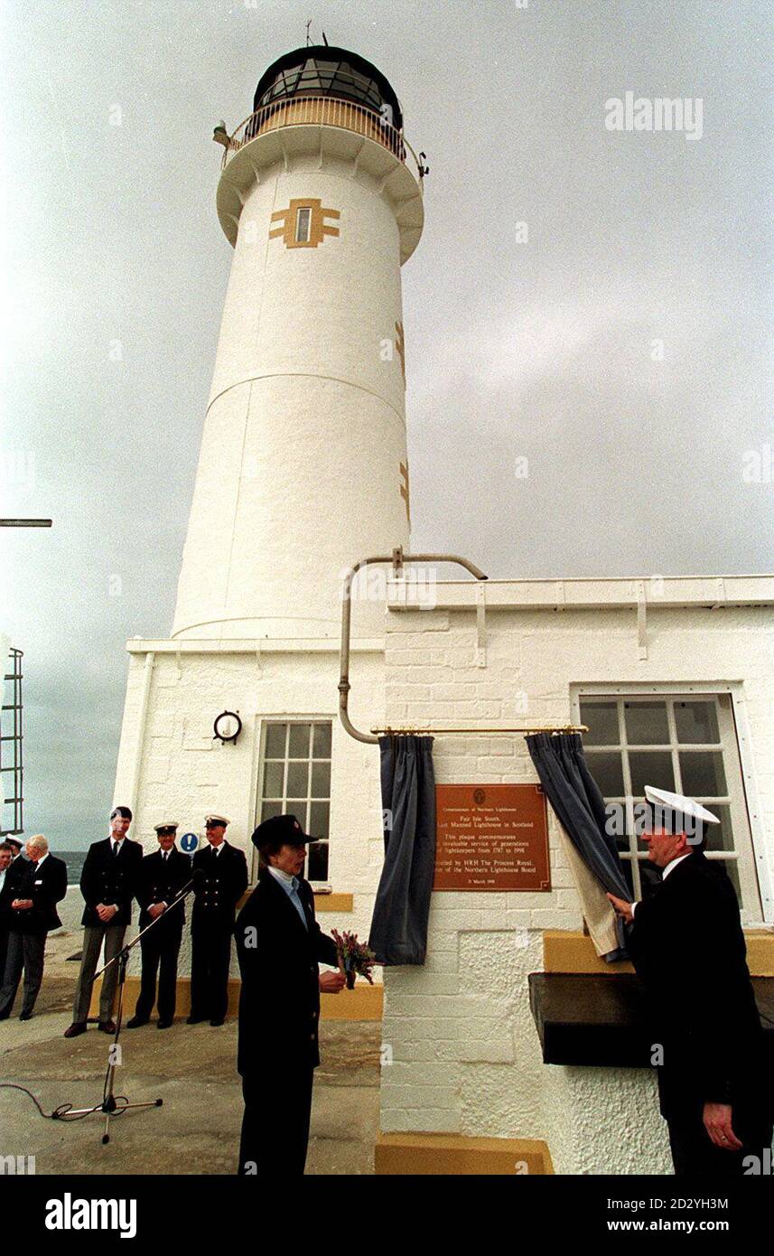 PA NES PHOTO 31/3/98 THE PRINCESS ROYAL UNVEILING A PLAQUE AT THE SOUTH ...
