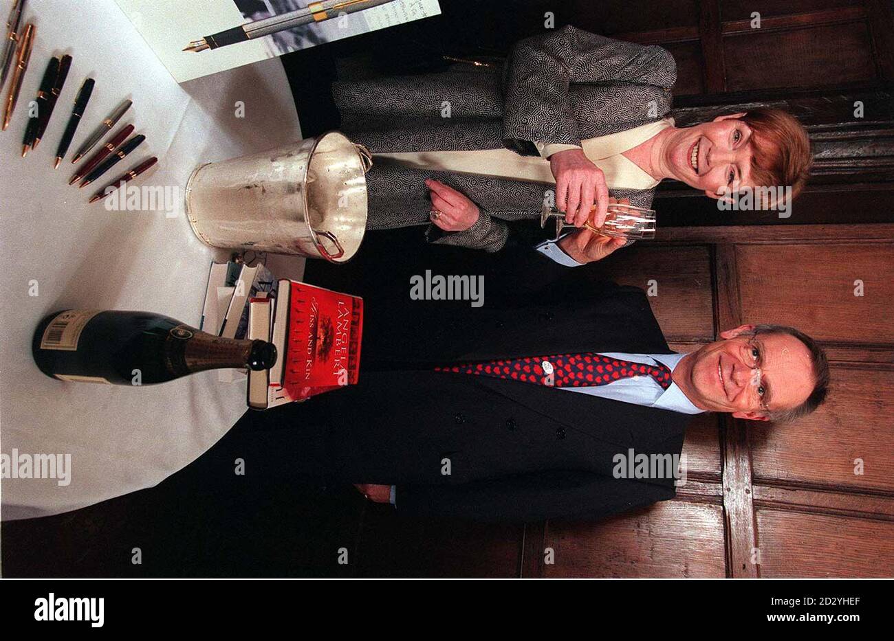 Kiss kim angela lambert hi-res stock photography and images - Alamy